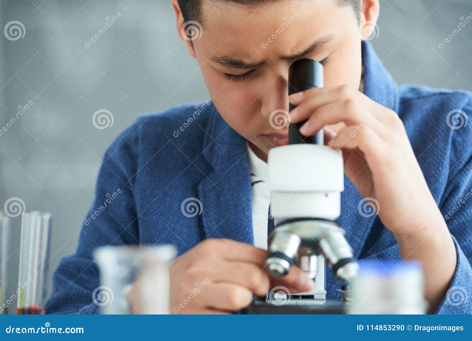 Adolescente Curioso En El Laboratorio De La Escuela Foto de archivo ...
