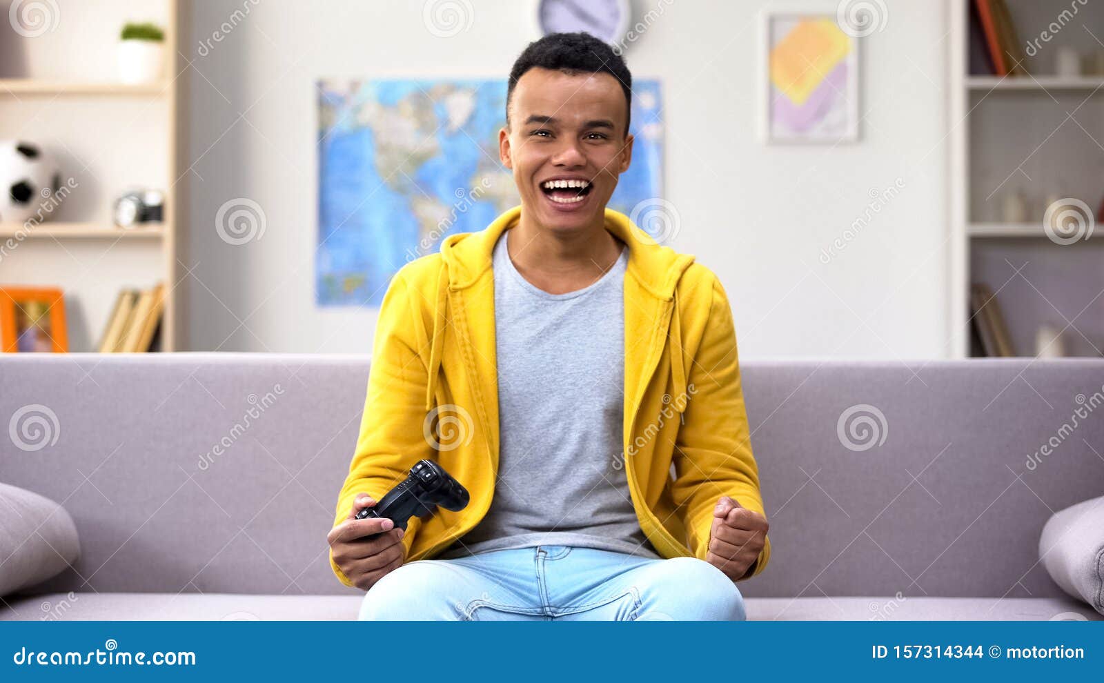 Adolescente De Raza Mixta Jugando Videojuegos Gozando De La Victoria