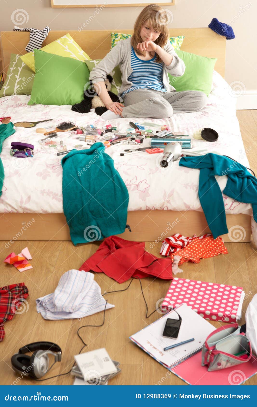 Adolescente En Dormitorio Desordenado Imagen de archivo - Imagen de ...