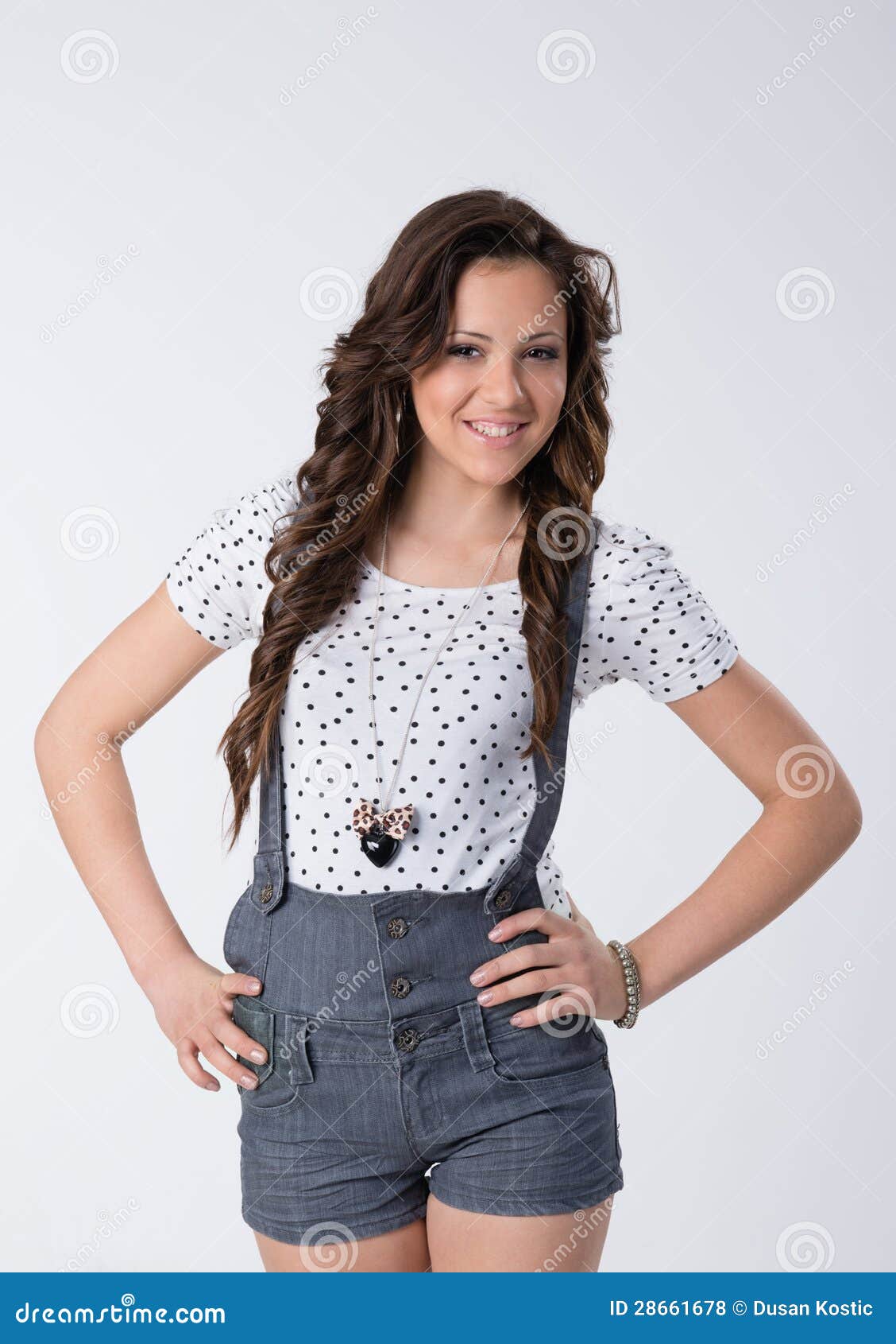 Adolescente En Pantalones Cortos De Los Vaqueros Foto de archivo ...