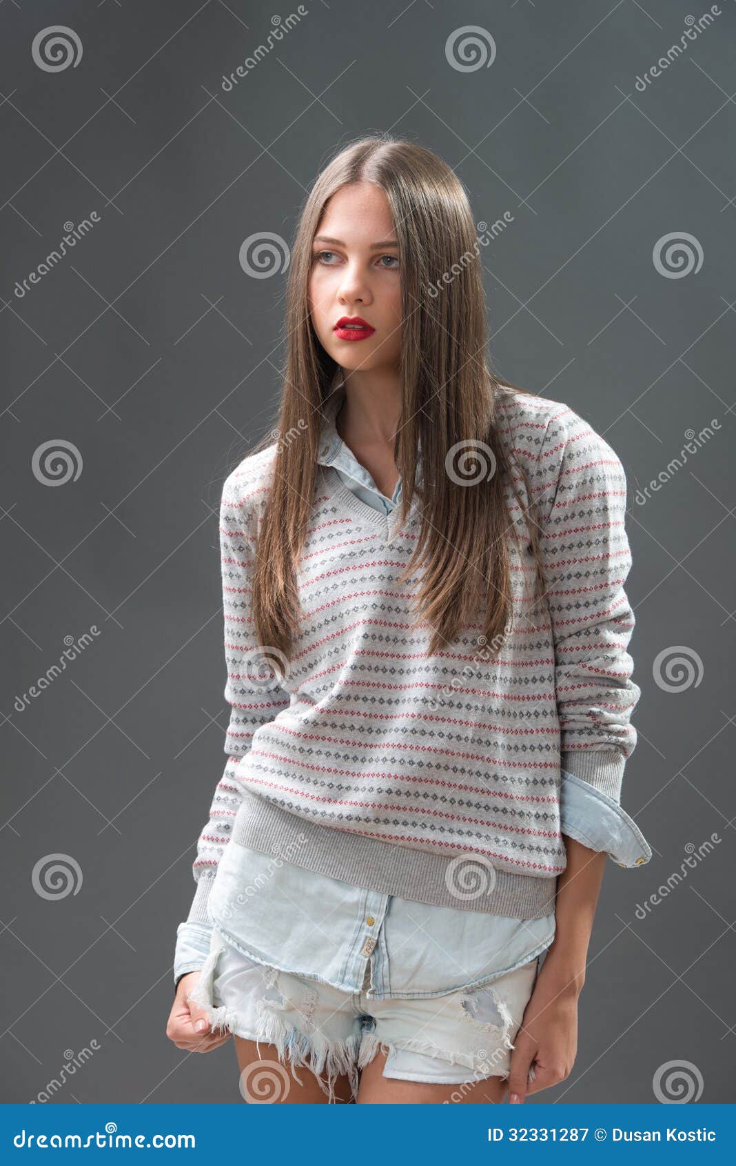 Adolescente En Pantalones Cortos De Los Vaqueros Imagen de archivo ...