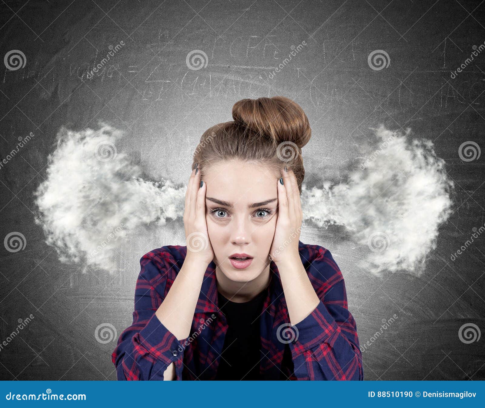 Adolescente enojado foto de archivo. Imagen de humo, furia - 88510190