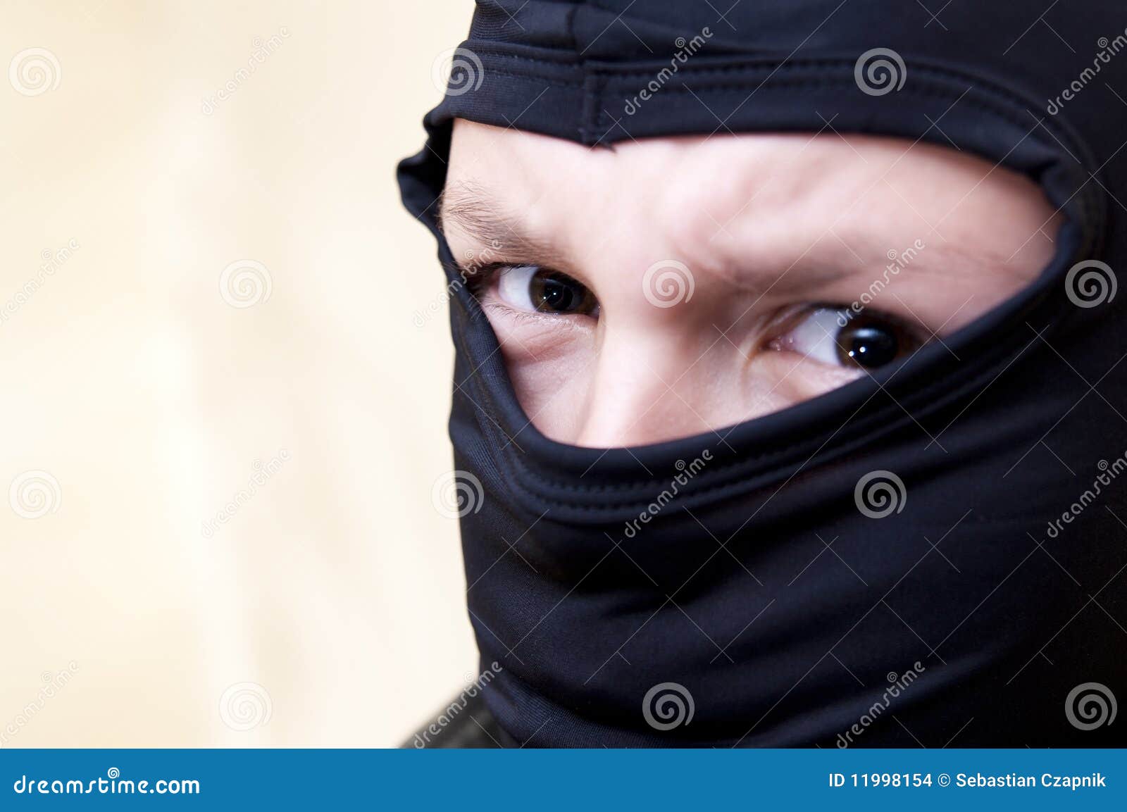 Adolescente Enojado Encapuchado Foto de archivo - Imagen de encapuchado ...