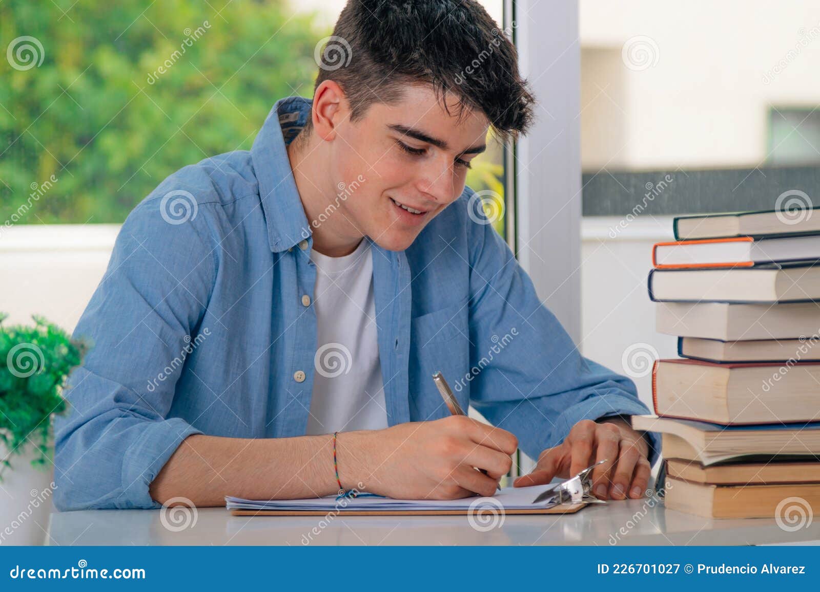 Adolescente Estudiando En El Escritorio Imagen de archivo - Imagen de ...