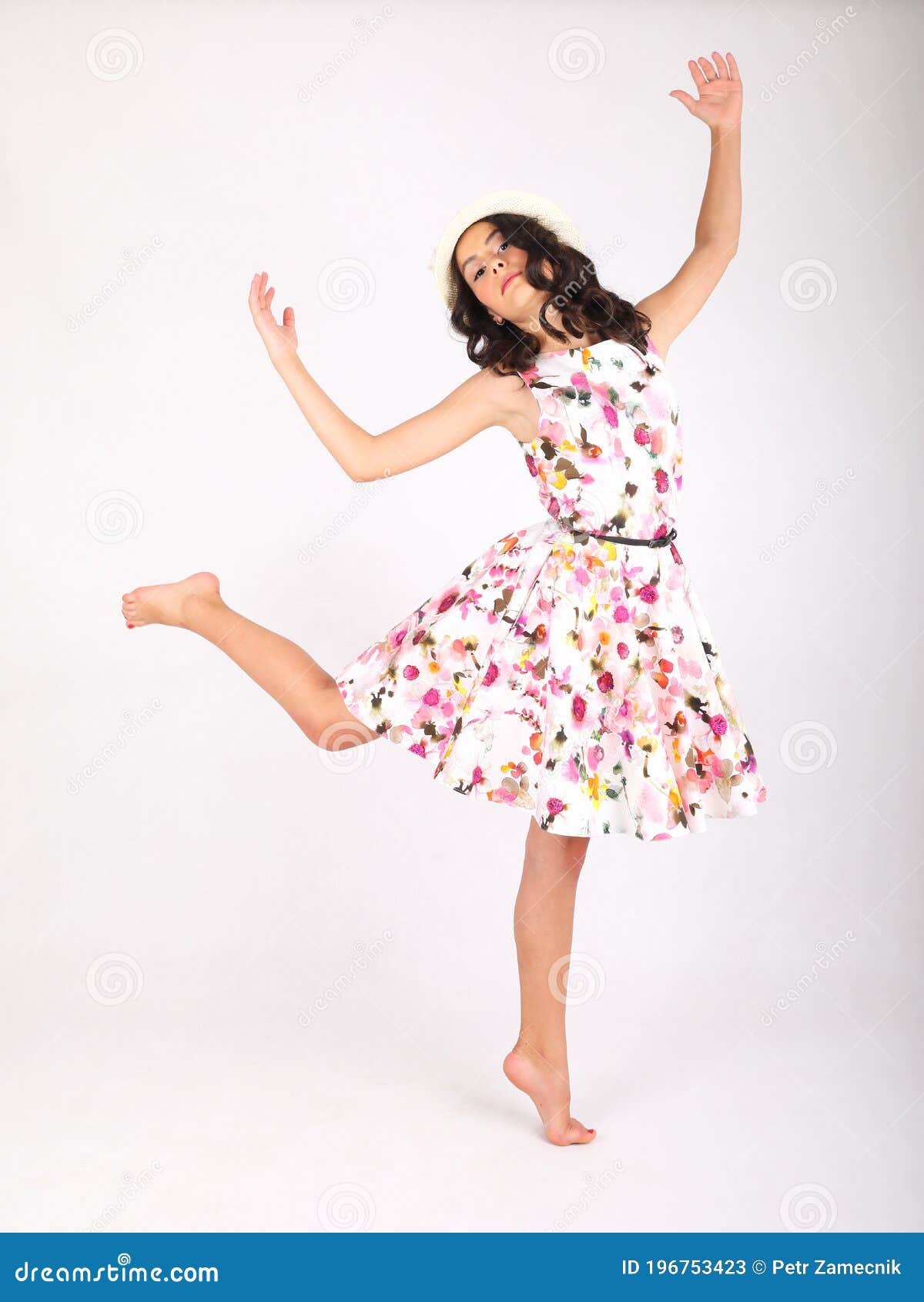Adolescente Felice Che Danza In Abito Estivo Immagine Stock Immagine