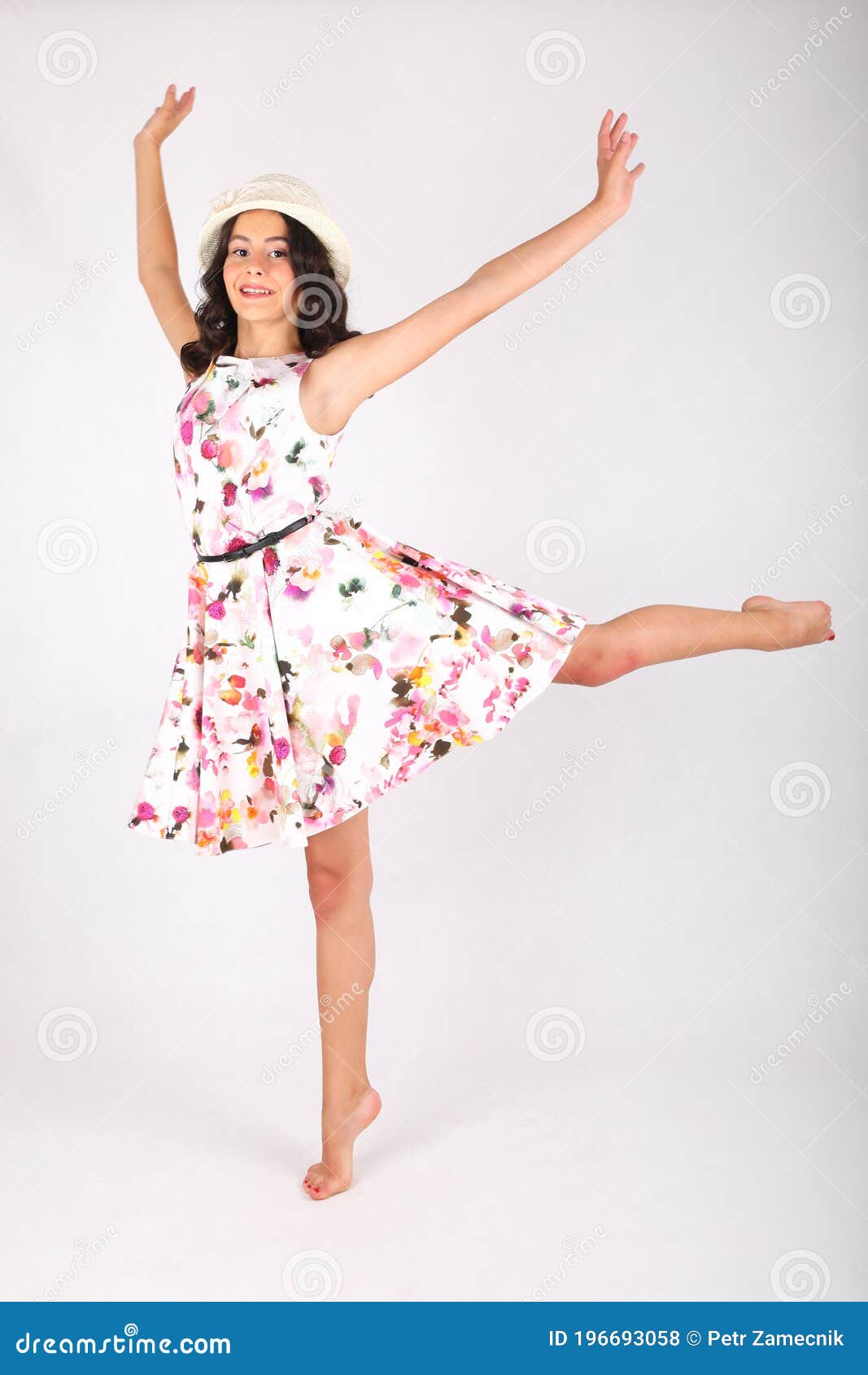 Adolescente Felice Che Danza In Abito Estivo Fotografia Stock