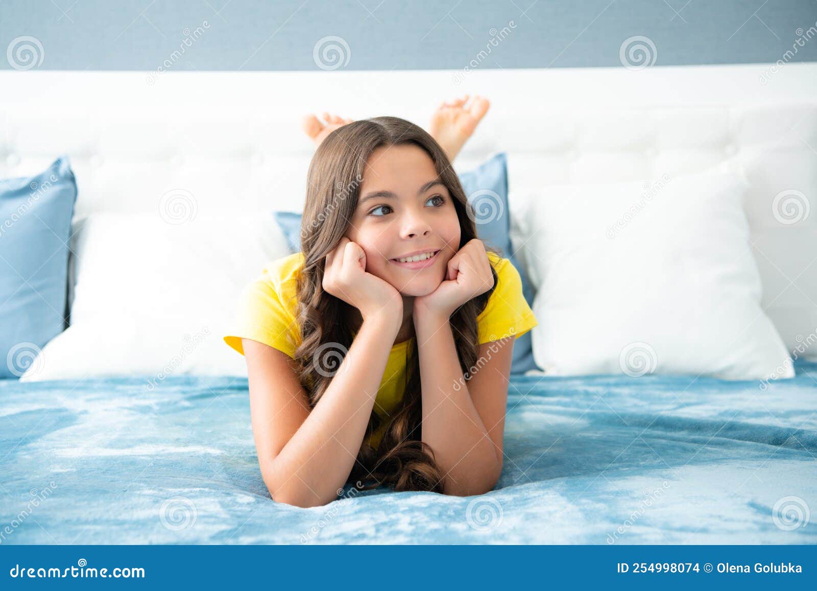 Adolescente Fille Se Reposant Dans Le Lit Dans La Chambre à Coucher Enfant Rêvant Enfant
