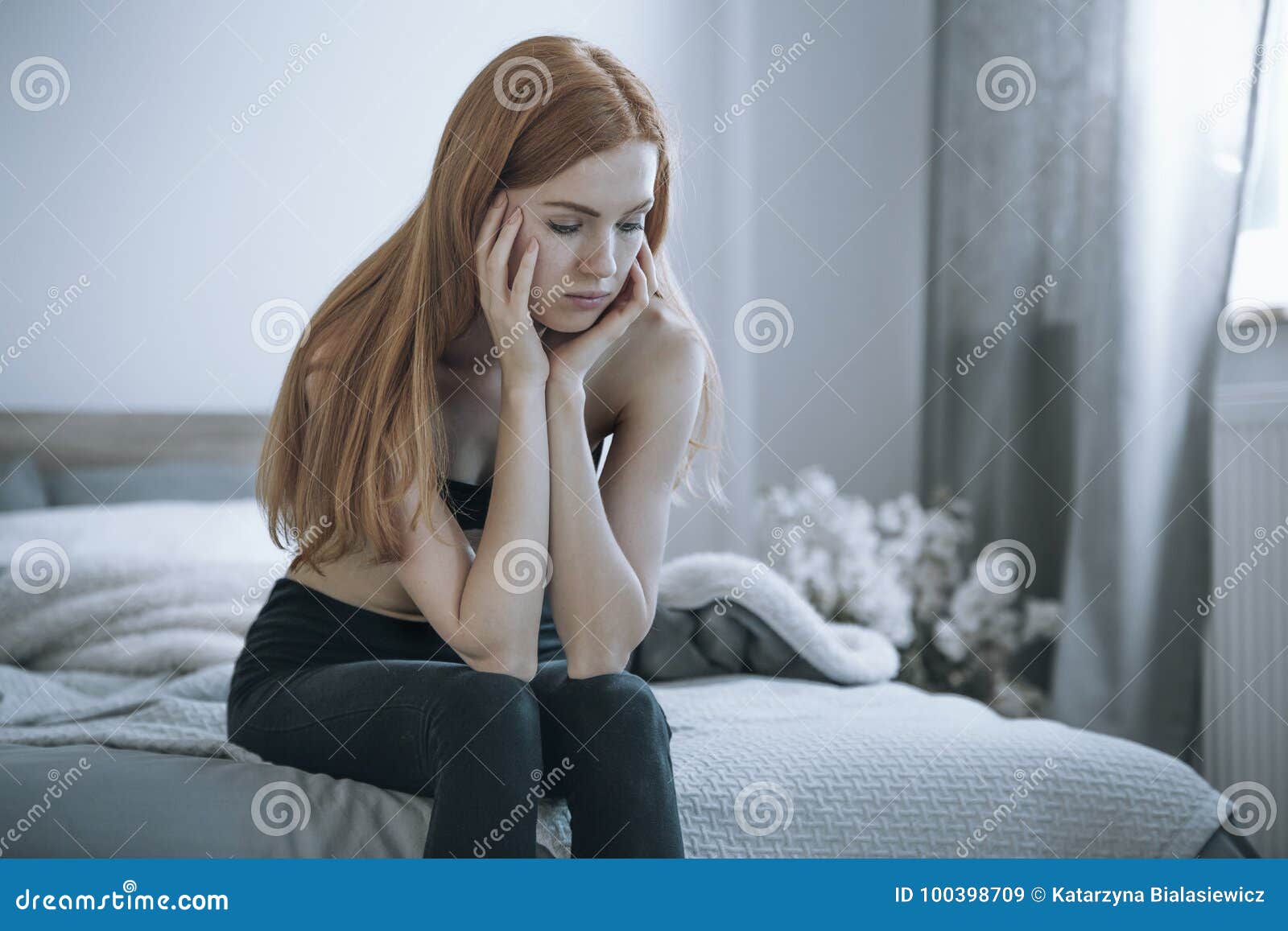 Adolescente Incomodado Que Senta-se Em Uma Cama Imagem de Stock ...