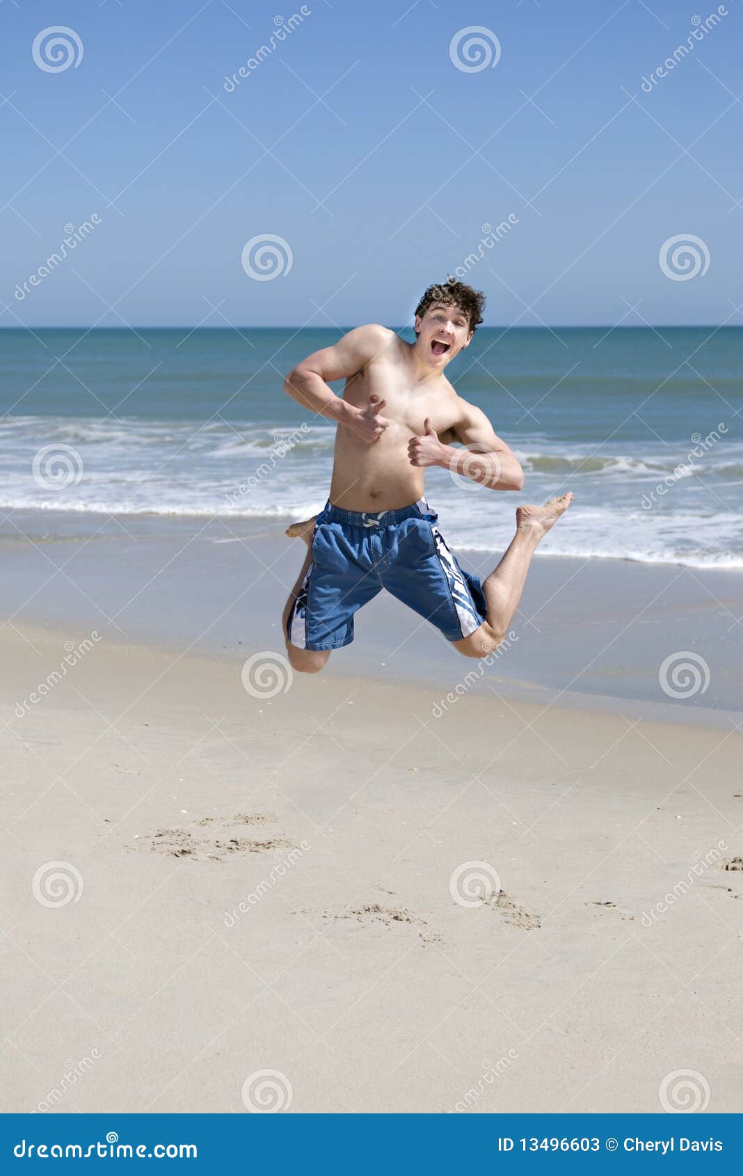 Adolescente Masculino Que Salta En La Playa Imagen de archivo - Imagen ...