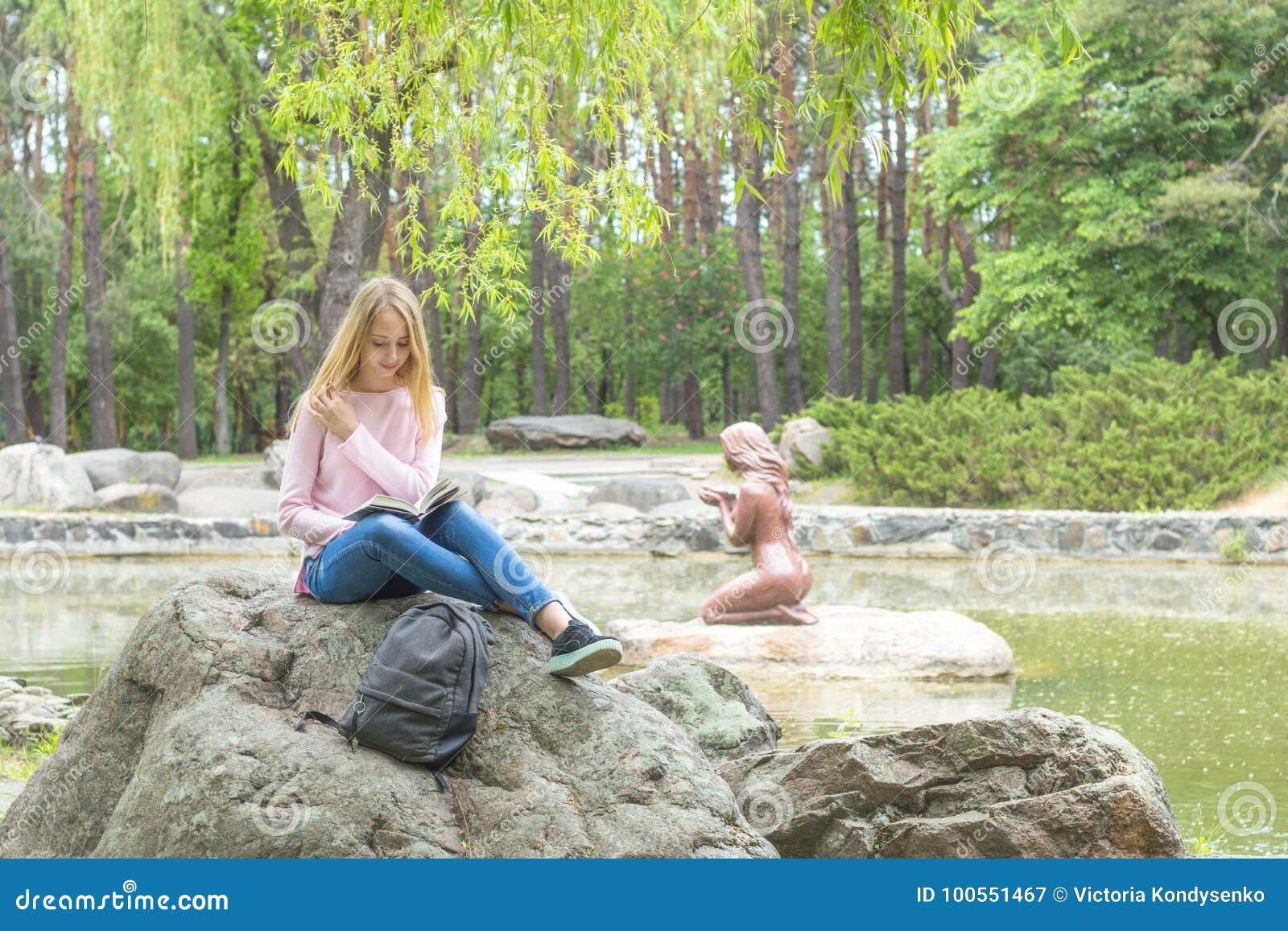 Adolescente Mignonne Lisant Un Livre En Parc De Ville Image Stock