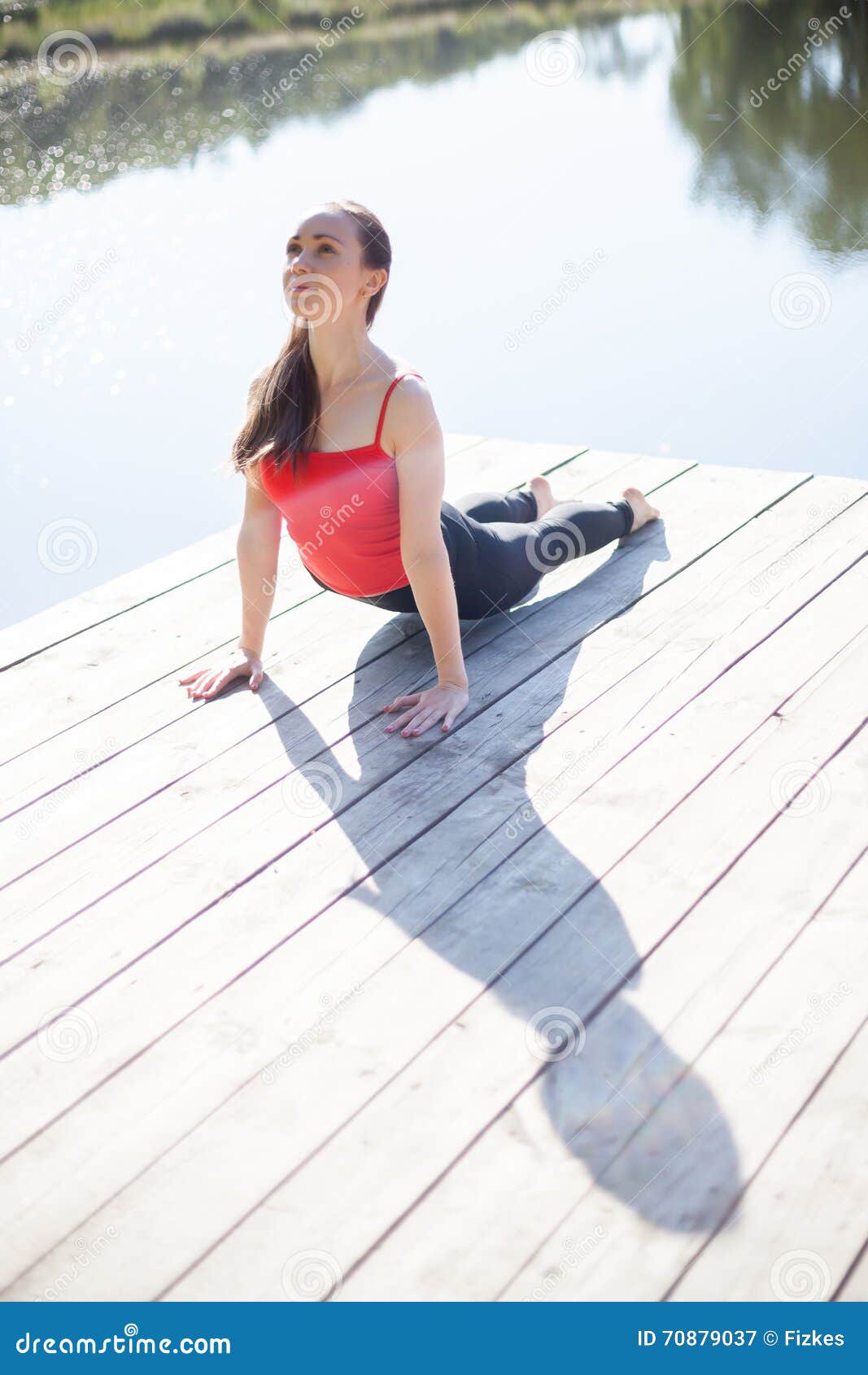 Adolescente Na Pose Do Shvanasana Do Mukha Do Urdhva Imagem de Stock ...
