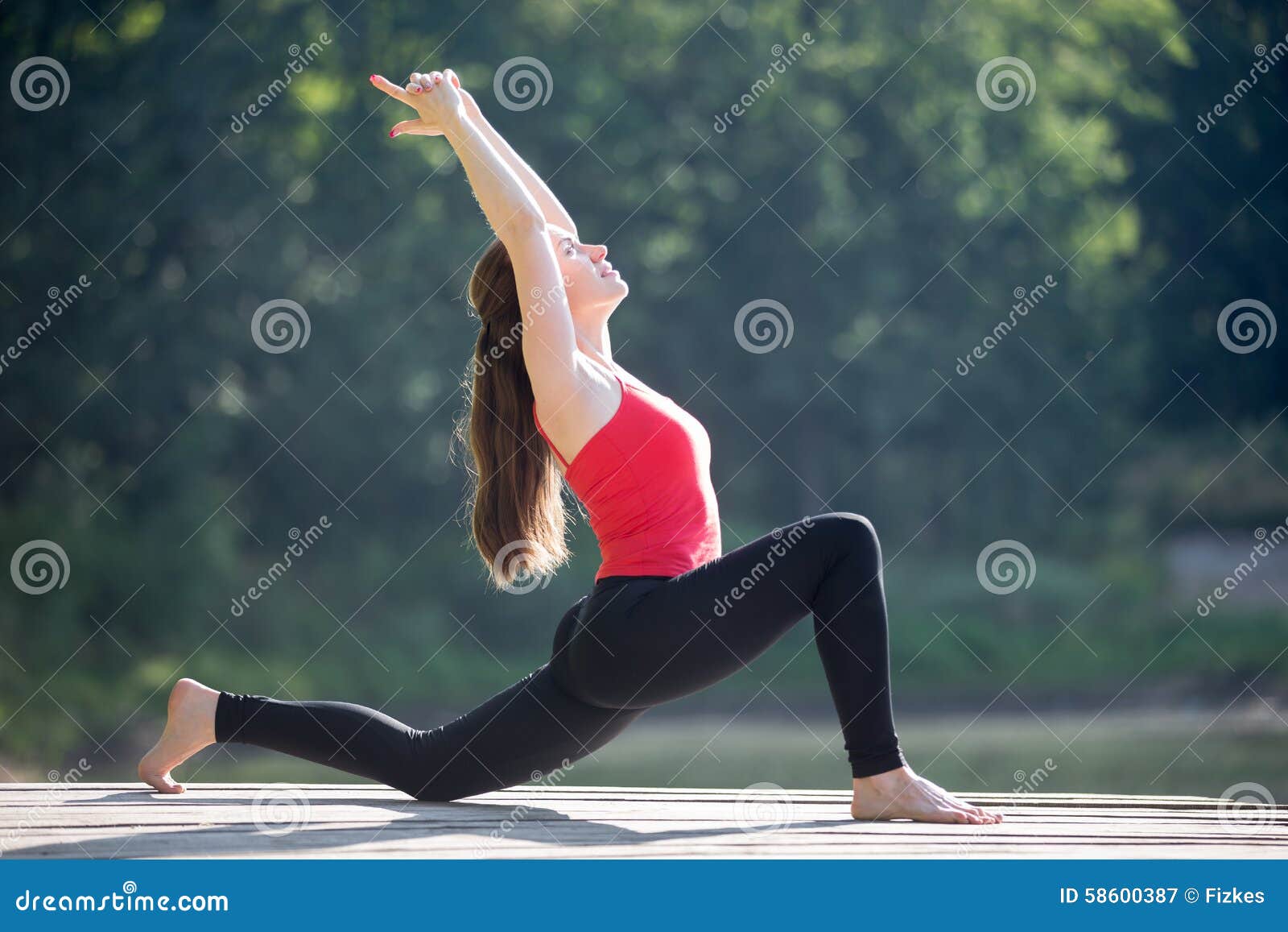Adolescente Que Hace Actitud Creciente De La Estocada Imagen de archivo - Imagen de actividad ...