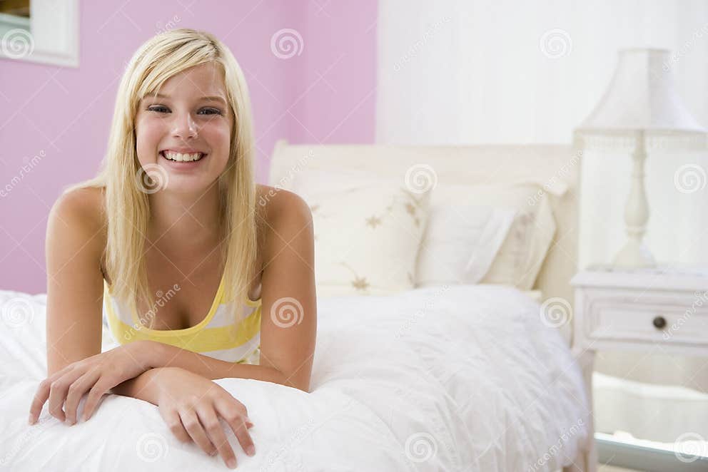 Adolescente Que Miente En Cama Foto De Archivo Imagen De Tapa