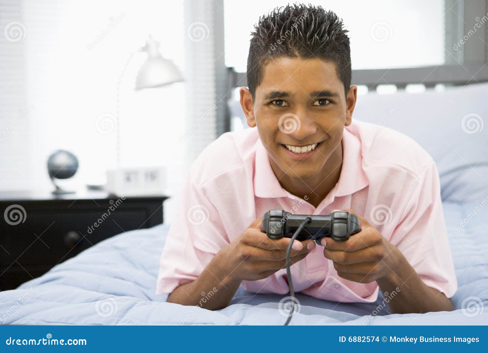 Adolescente Que Miente En La Cama Que Juega Al Juego Video Foto De
