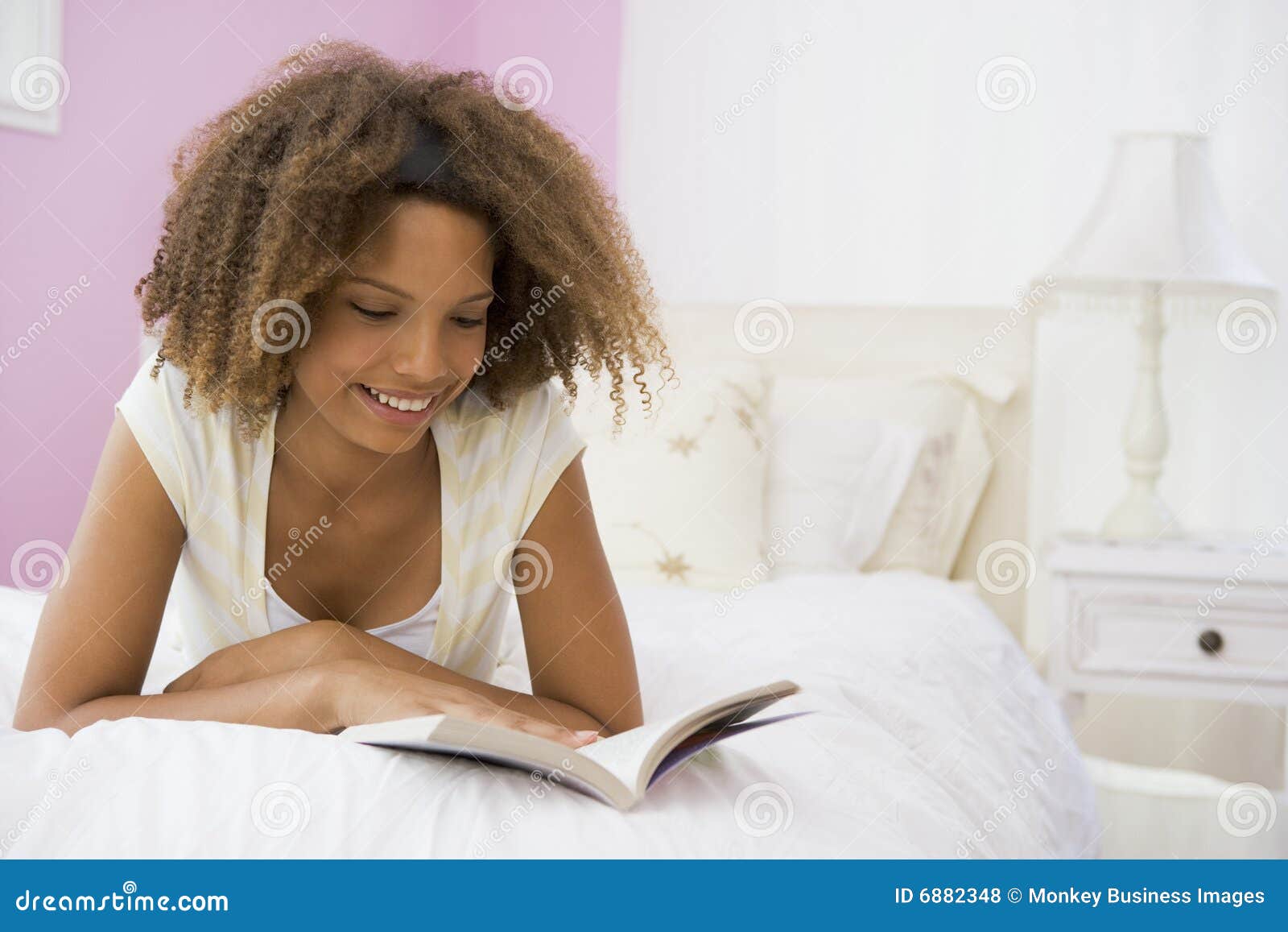 Adolescente Que Miente En La Lectura De La Cama Foto De Archivo