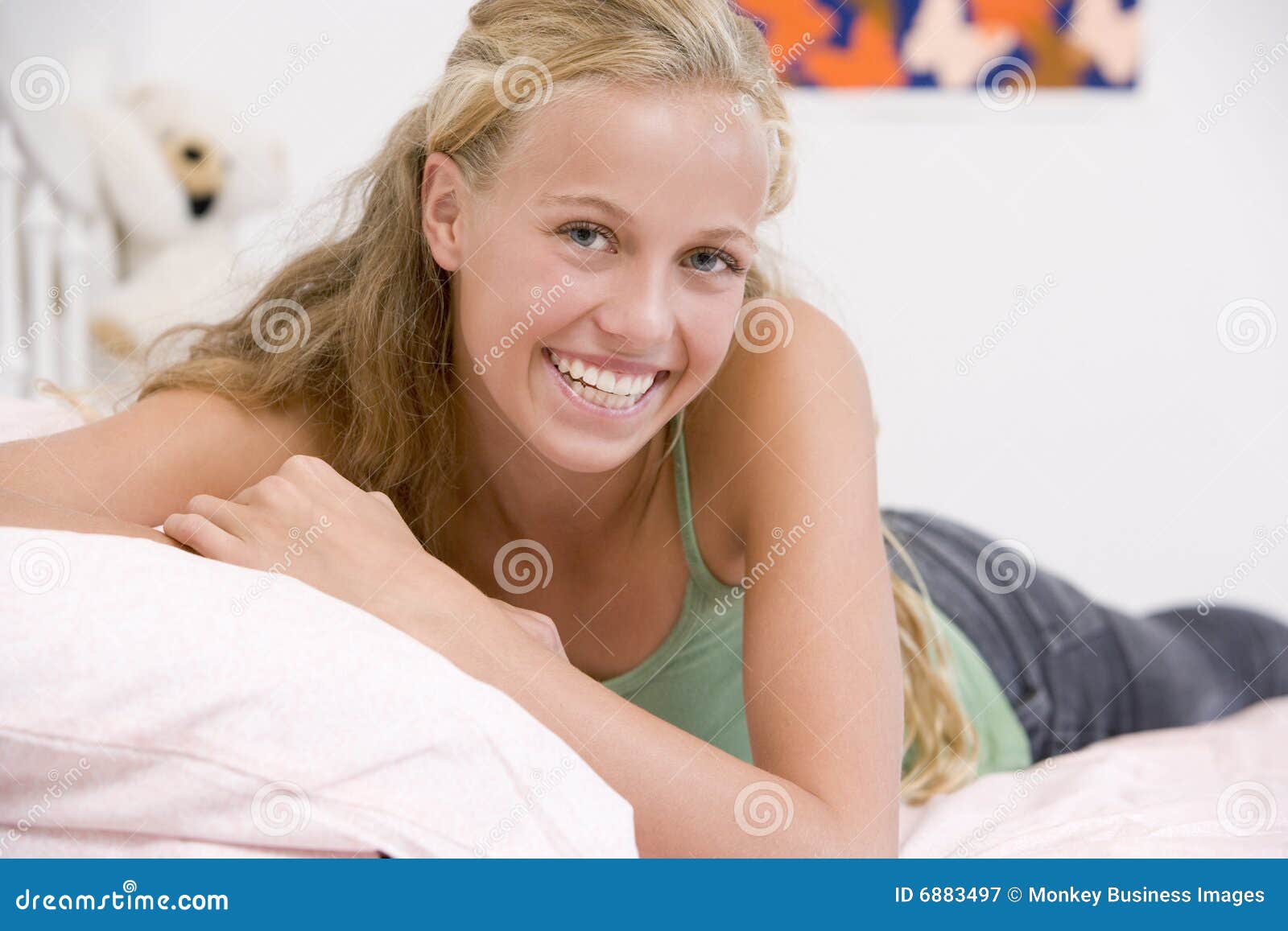 Adolescente Que Miente En Su Cama Imagen De Archivo Imagen De