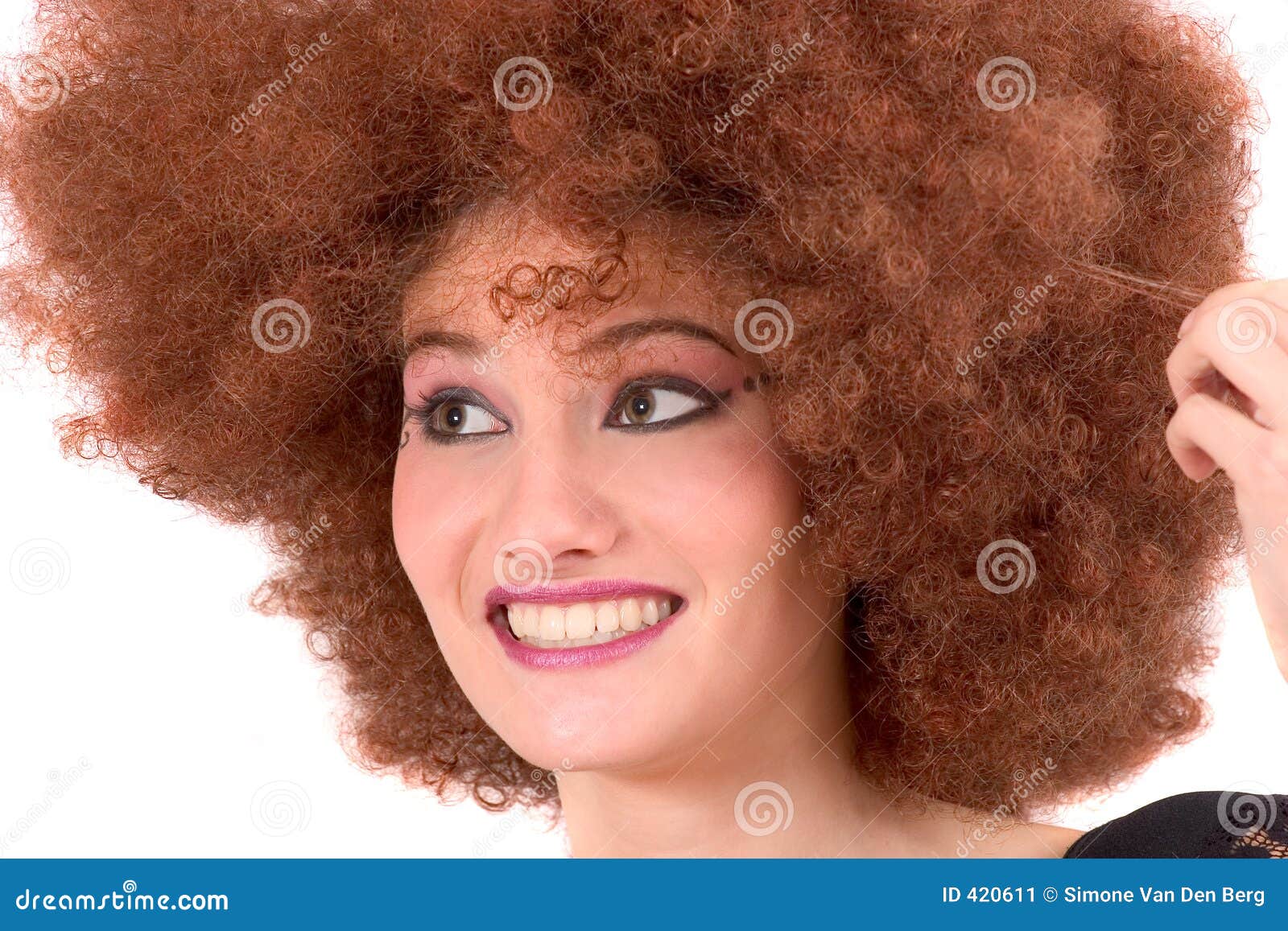 Adolescente Que Se Divierte Con La Peluca Rizada Imagen de archivo ...