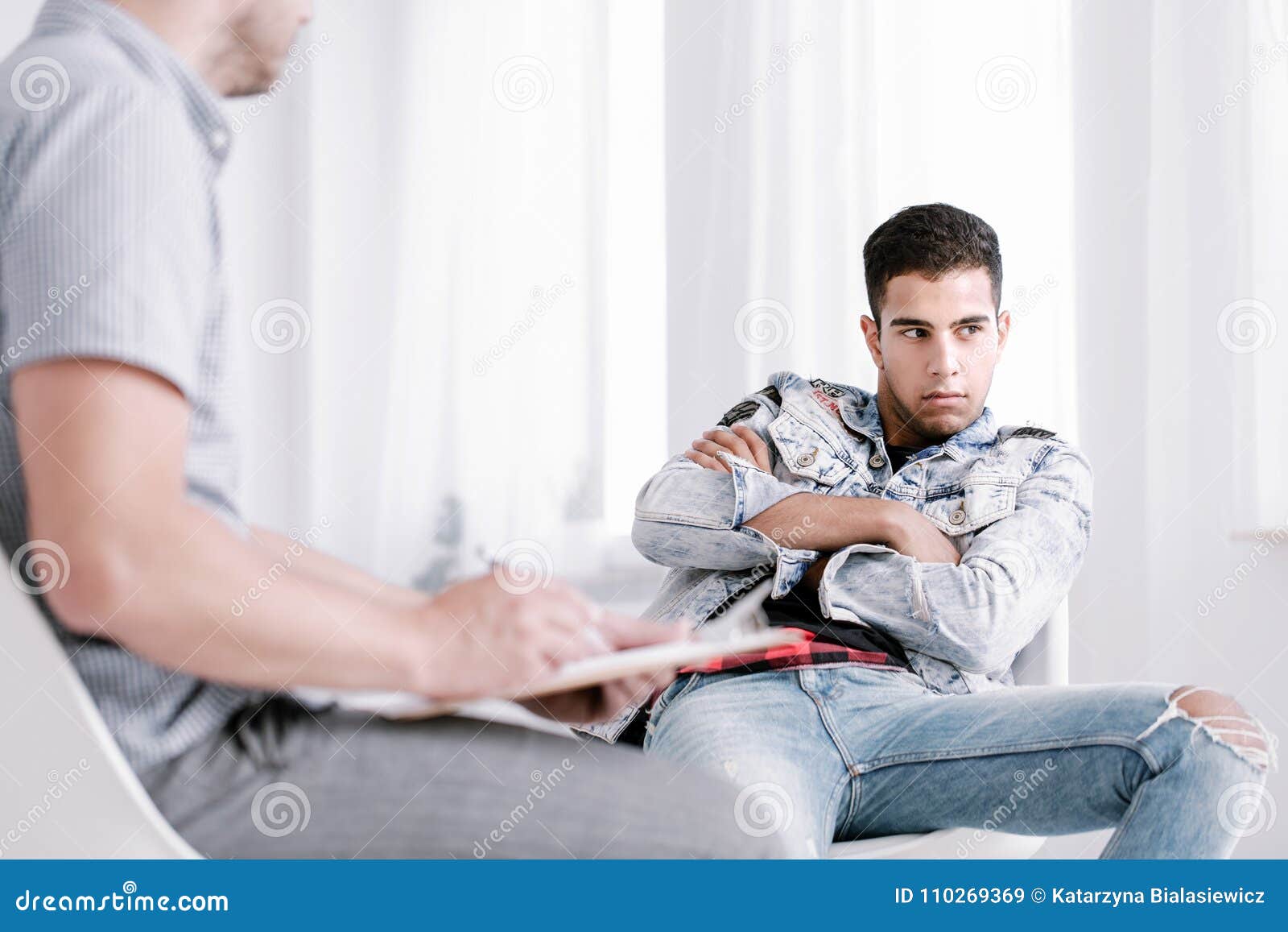 Adolescente resentido imagen de archivo. Imagen de sicoterapeuta ...