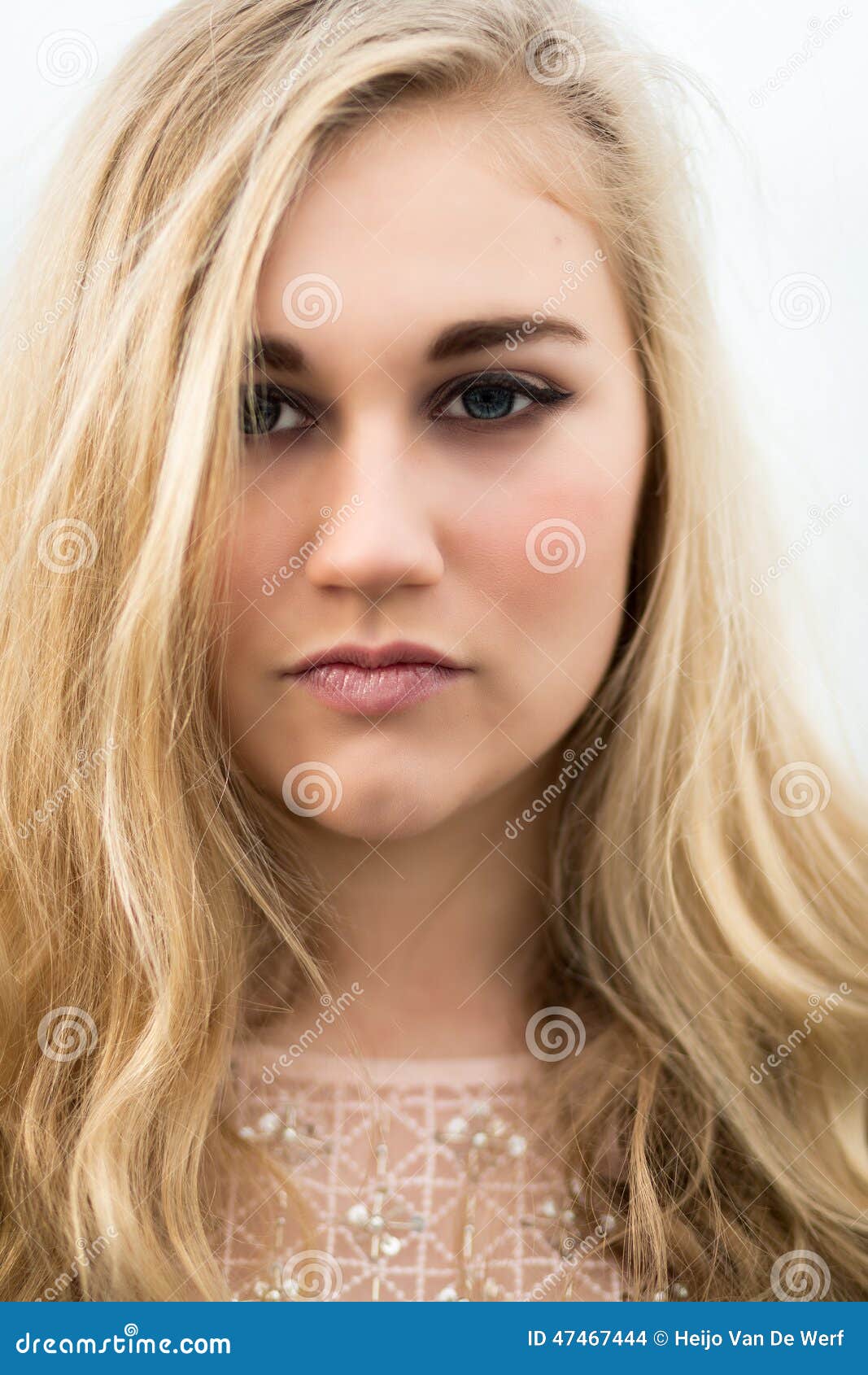 Adolescente Rubio Hermoso Con Los Ojos Azules Foto de archivo - Imagen ...