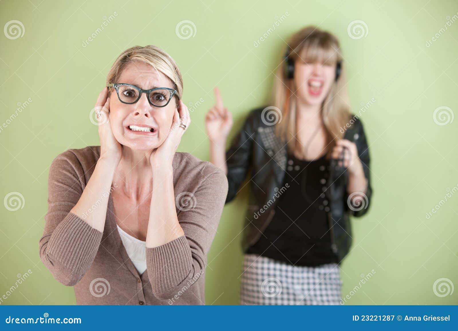 Adolescente ruidoso imagen de archivo. Imagen de blanco - 23221287