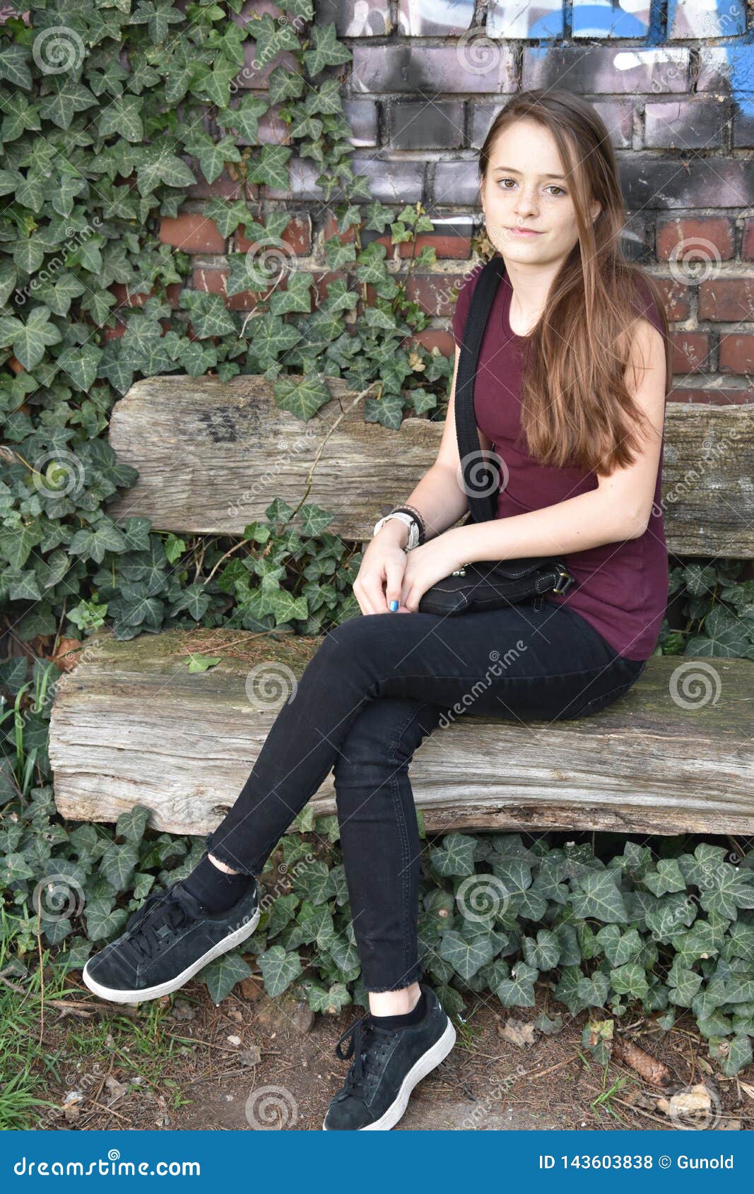Adolescente Se Reposant Dehors Sur Le Vieux Banc Photo Stock Image Du Loisirs Brune 143603838