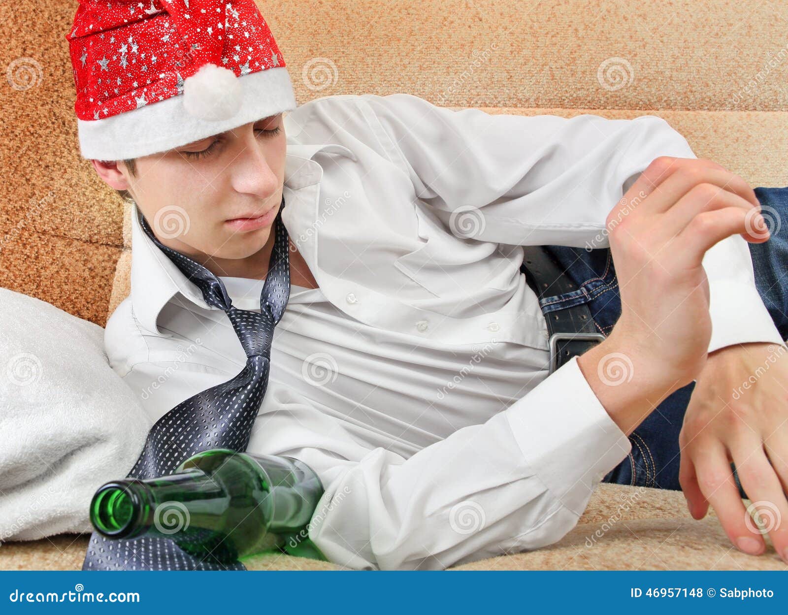 Adolescente Ubriaco in Santa Hat Fotografia Stock - Immagine di dell ...