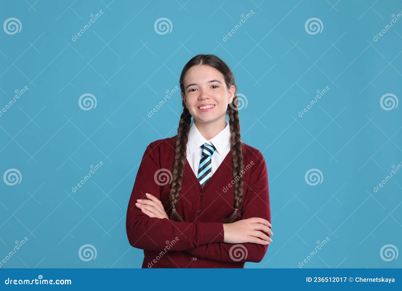Adolescente Vestida Uniforme Escolar Em Fundo Azul Claro Imagem de ...
