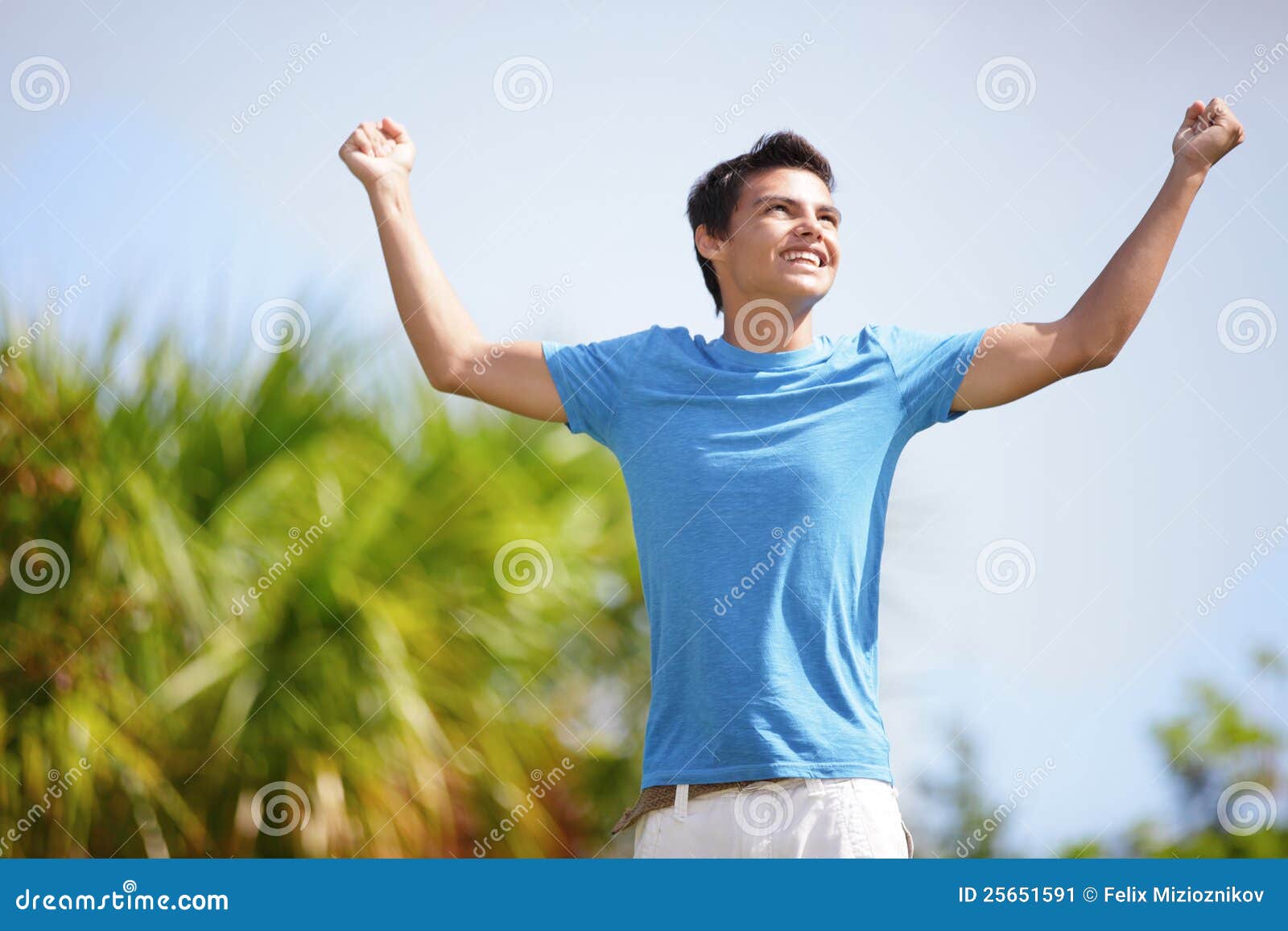 Adolescente victorioso imagen de archivo. Imagen de brazos - 25651591