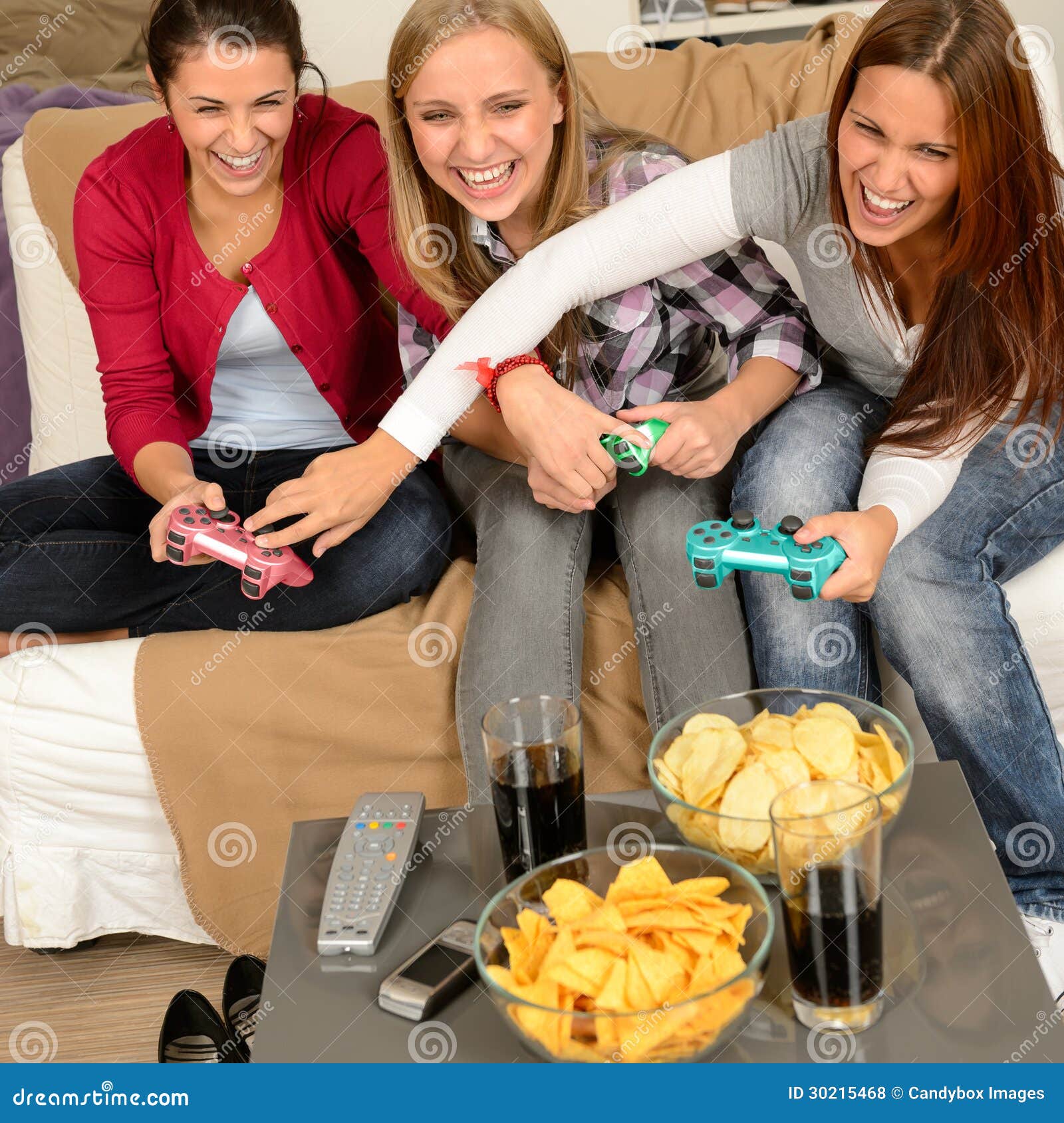 Adolescentes De Riso Que Jogam Com Jogo De Vídeo Foto de Stock - Imagem ...