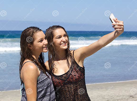 Adolescentes En La Playa Que Toma Un Selfie Foto De Archivo Imagen De