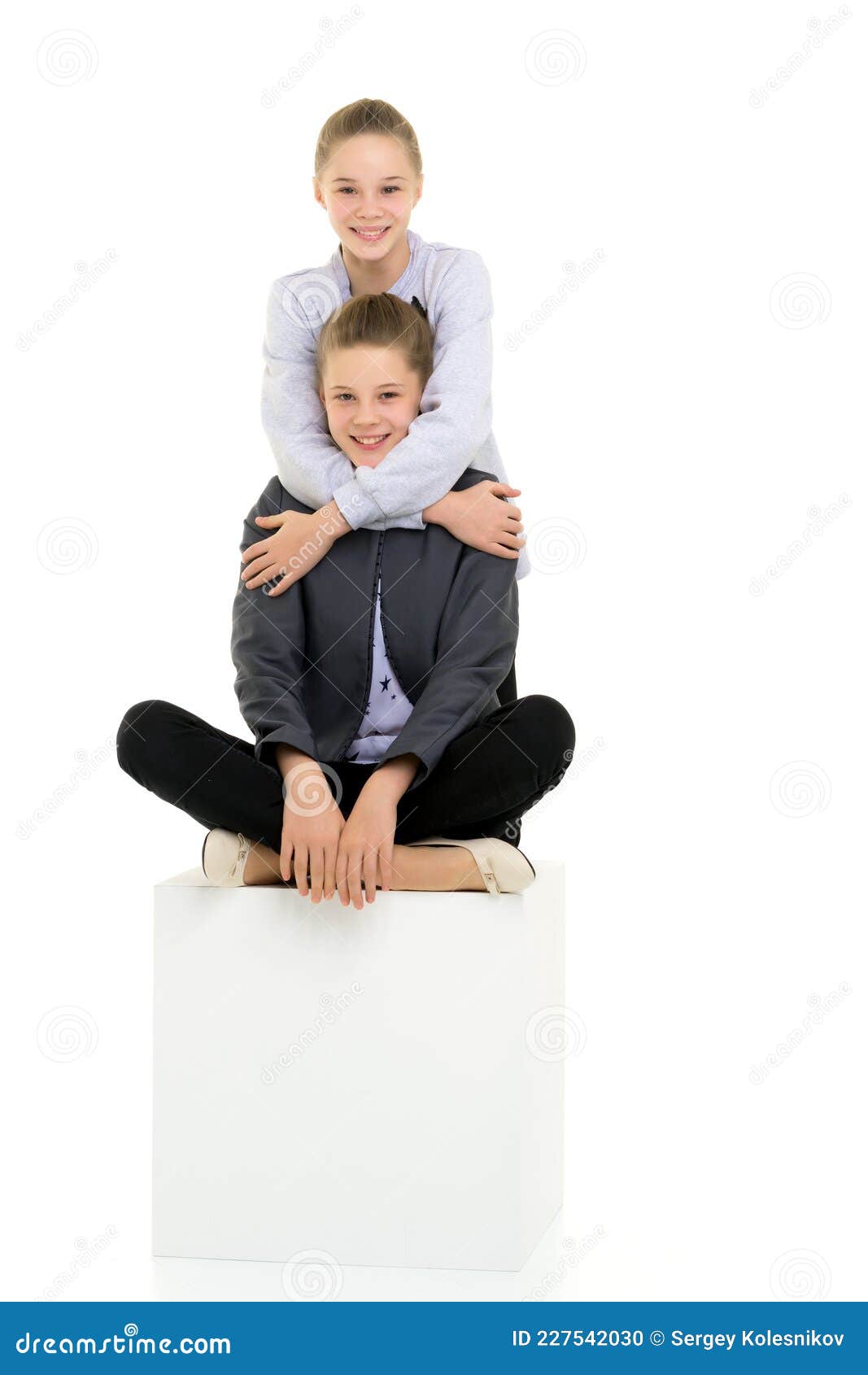 Adolescentes En Tenue élégante Posant Sur Fond Blanc Photo Stock