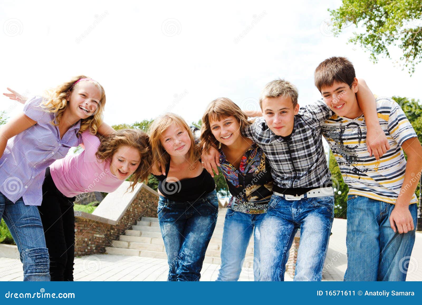 Adolescentes et types image stock. Image du foule, bonheur - 16571611