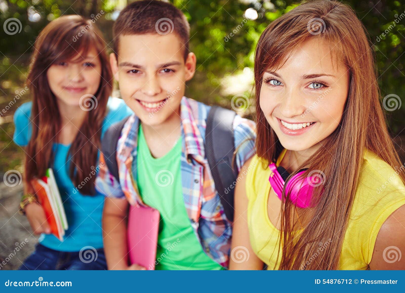 Adolescentes felices foto de archivo. Imagen de exterior - 54876712