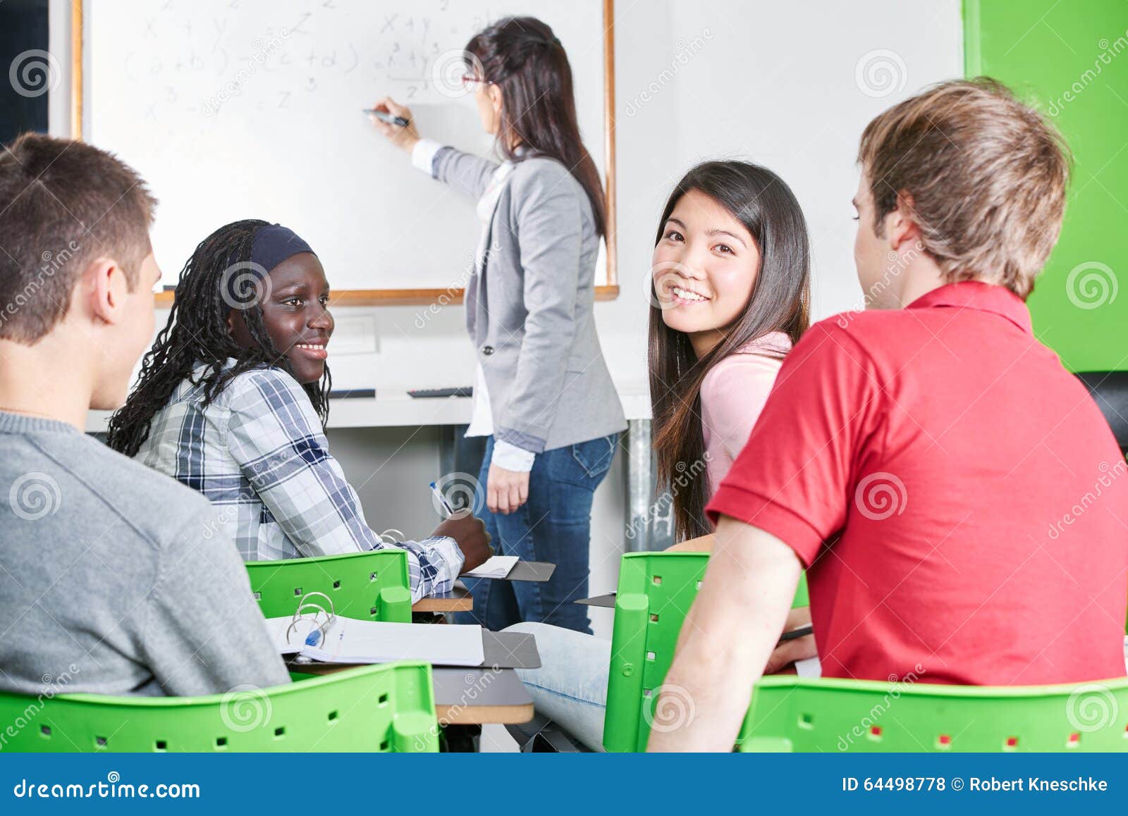 Adolescentes Felices En Clase Foto de archivo - Imagen de escuela ...