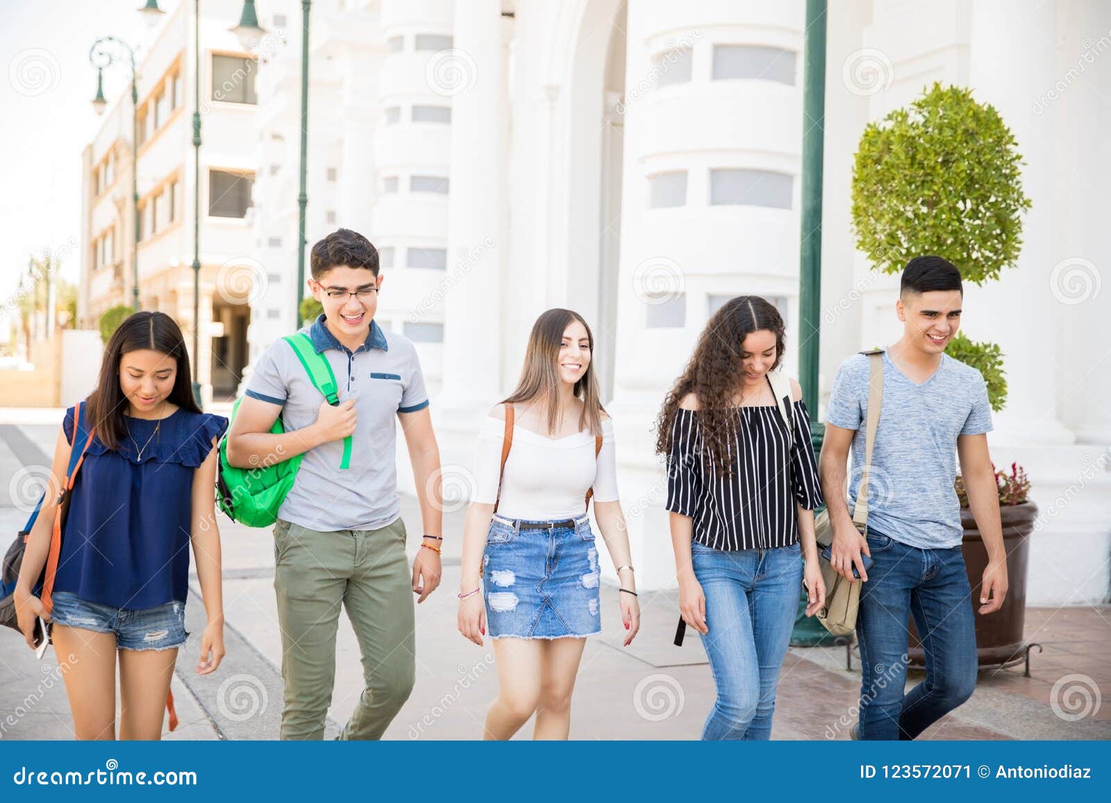 Adolescentes Felices Que Van a La Escuela Imagen de archivo - Imagen de ...