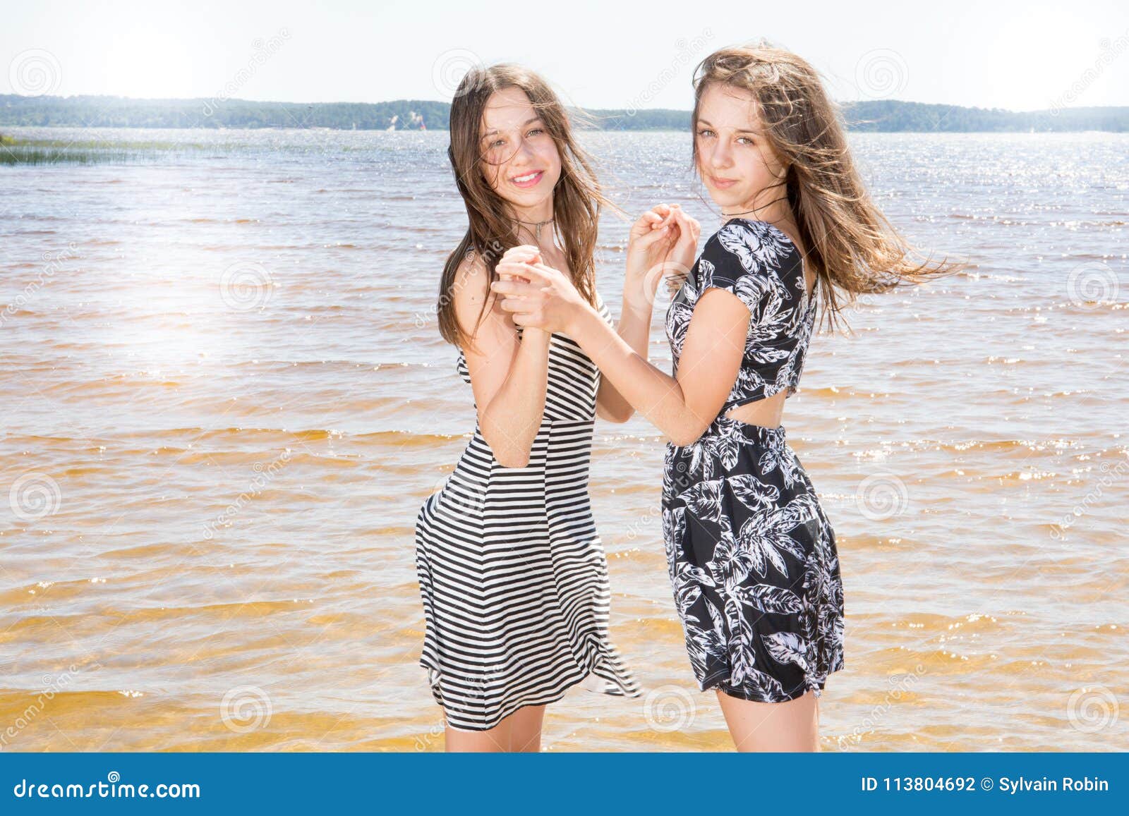 Adolescentes Lindos Gemelos De La Belleza Que Juegan En La Playa Foto