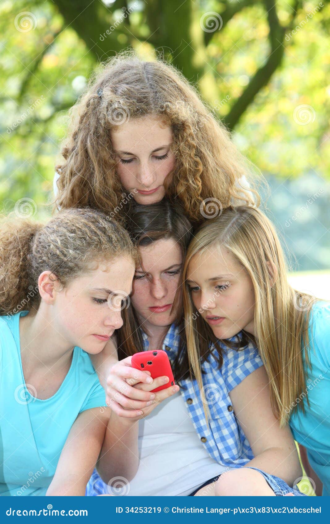 Adolescentes Lisant Un Message De Sms Image stock - Image du liberté ...
