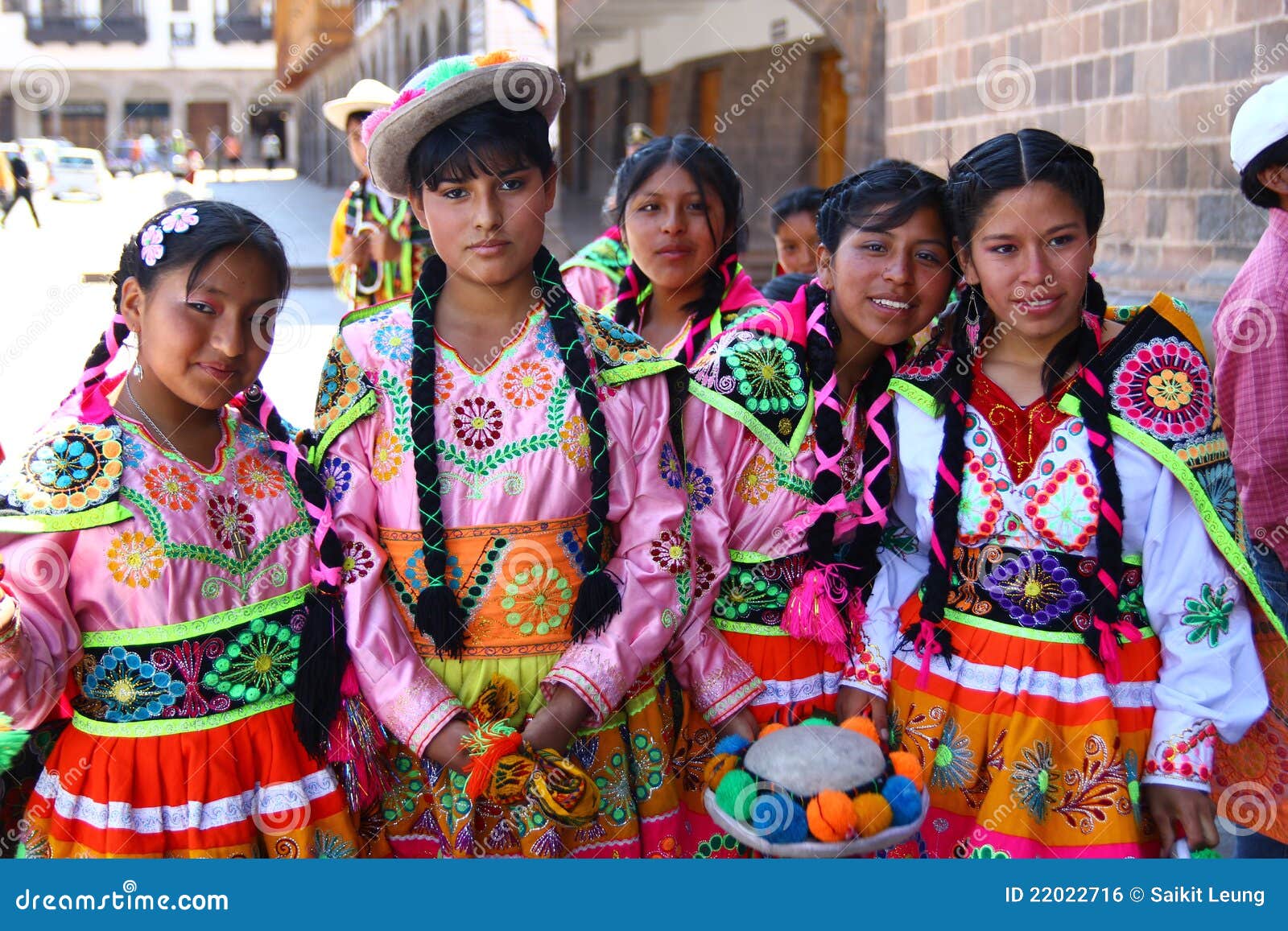Adolescentes Peruanos En La Ropa Tradicional Foto editorial - Imagen de ...