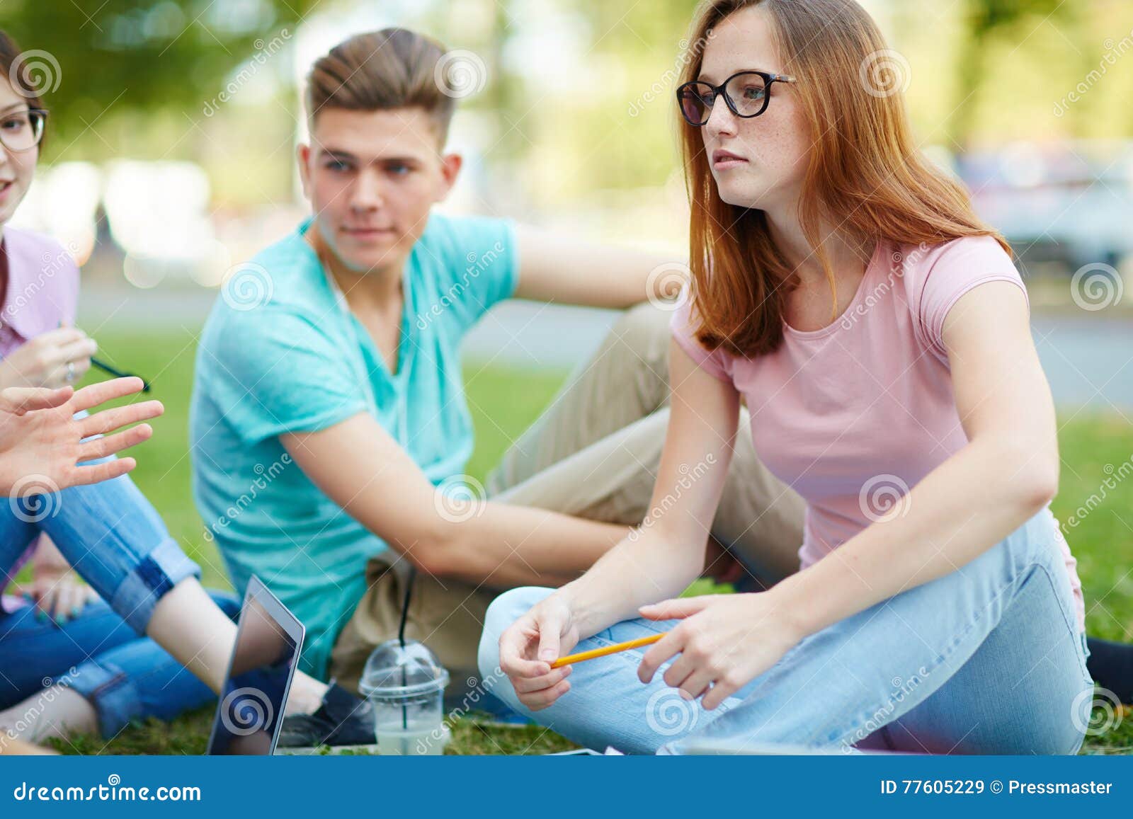 Adolescentes Que Comunicam-se Imagem de Stock - Imagem de inteligente ...