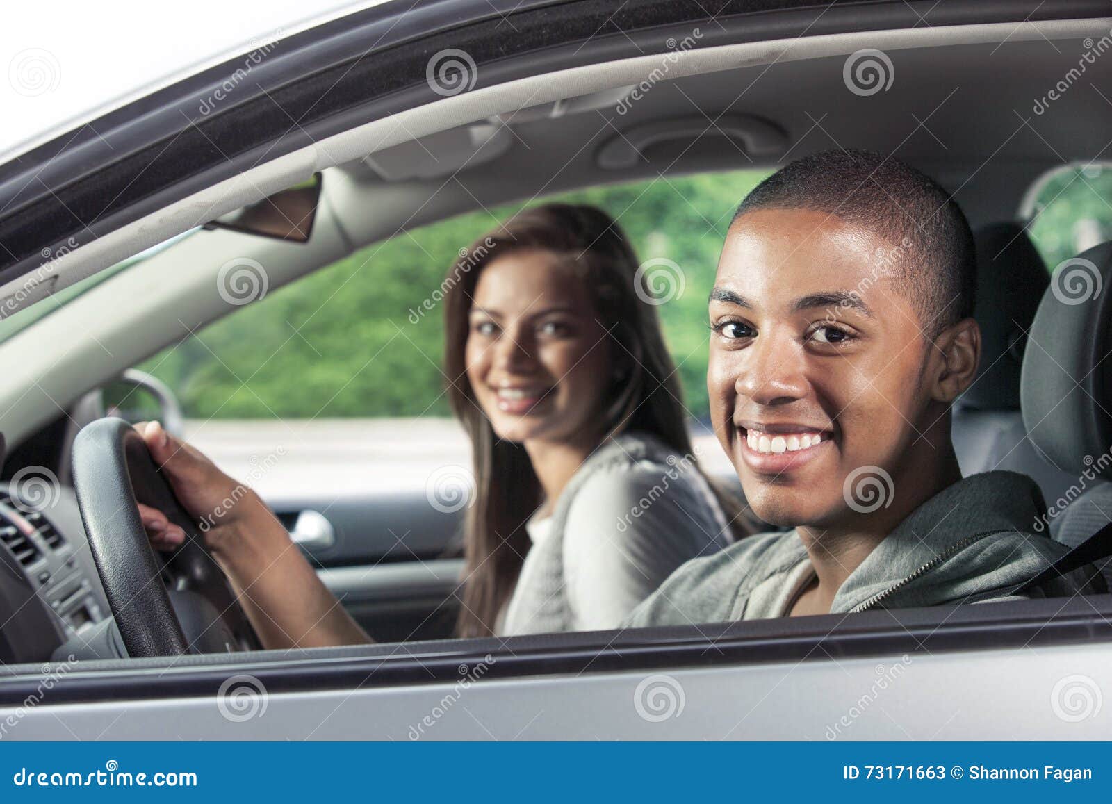 Adolescentes Que Conduzem O Carro Imagem de Stock - Imagem de ...