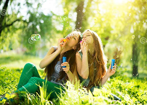 Adolescentes Soufflant Des Bulles De Savon Photo Stock Image Du Beau