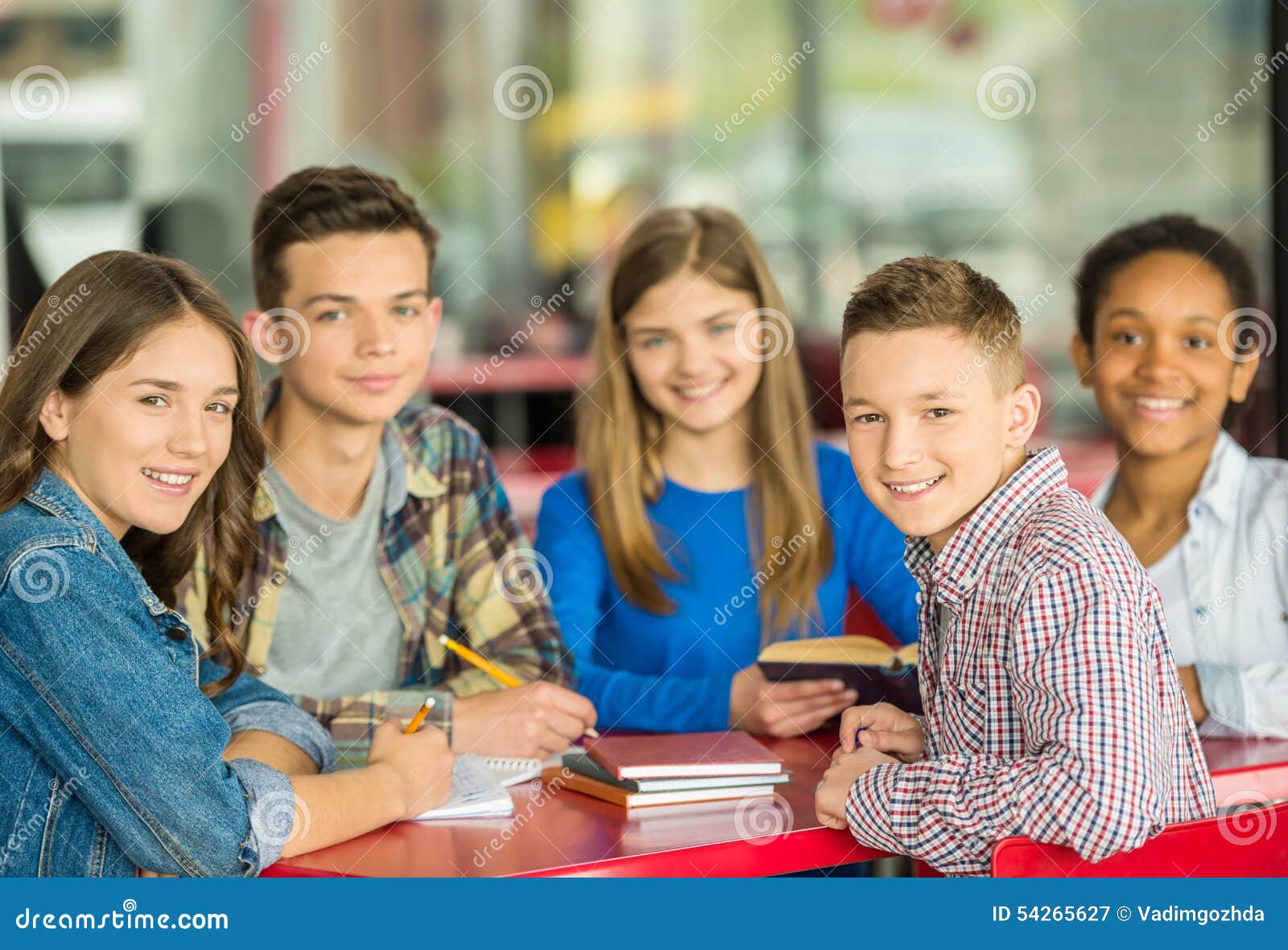 Adolescenti immagine stock. Immagine di maschio, allegro - 54265627