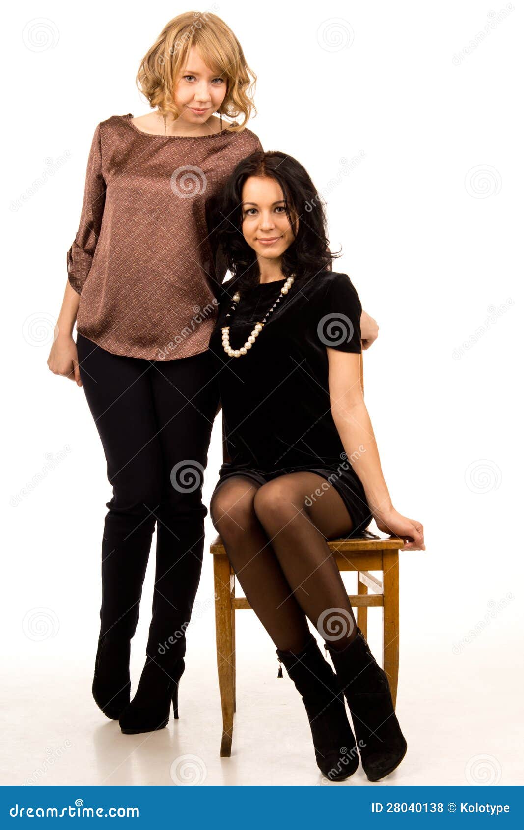 Adolescenti Moderni Alla Moda Fotografia Stock - Immagine di classmates ...