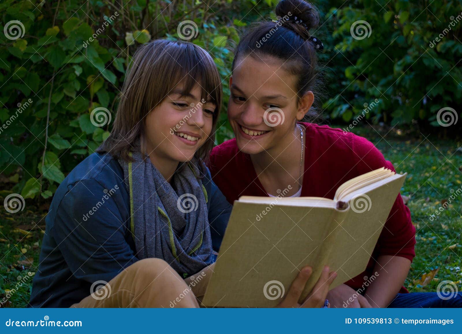 Adolescents Heureux Lisant Un Livre En Parc Image Stock Image Du