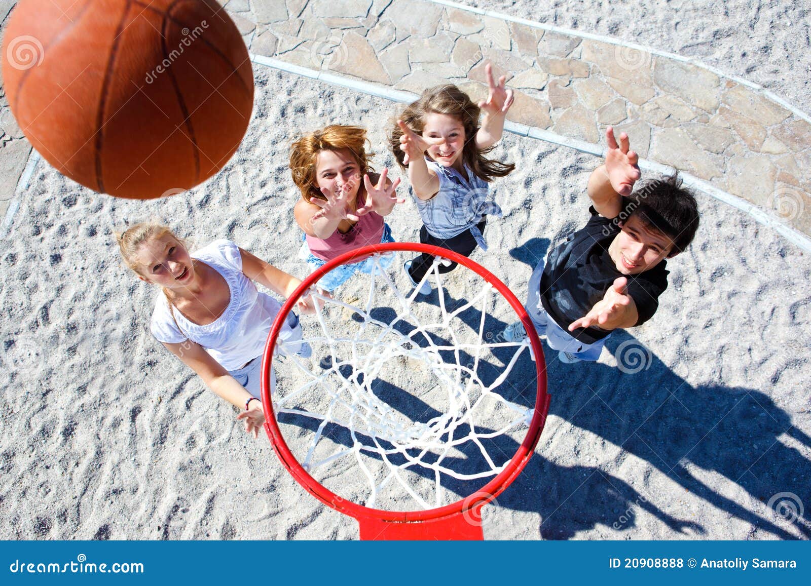 Adolescents Jouant Au Basket-ball Photo stock - Image du actif, rire ... Adolescents Jouant Au Basket-ball Photo stock - Image du actif, rire ...