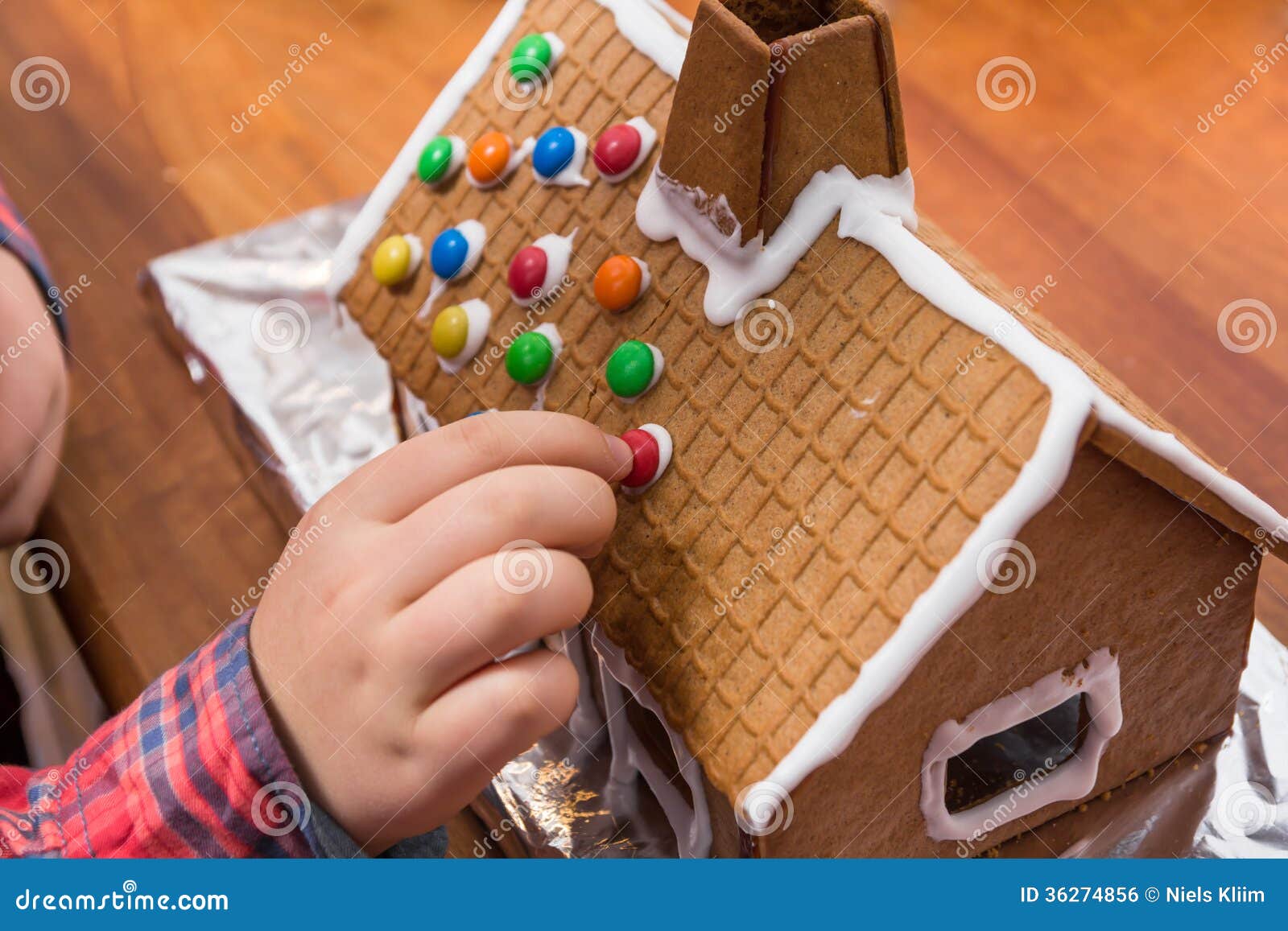 Adornamiento De Una Casa De Pan De Jengibre Foto de archivo - Imagen de ...