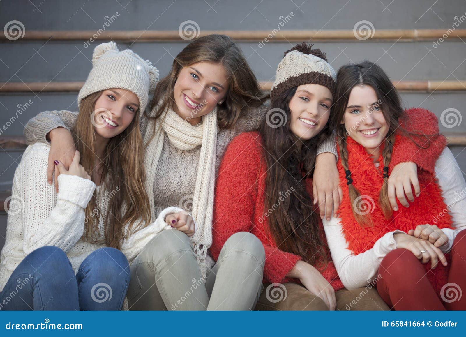 Ados D'hiver De Mode Avec De Beaux Sourires Photo stock - Image du ...