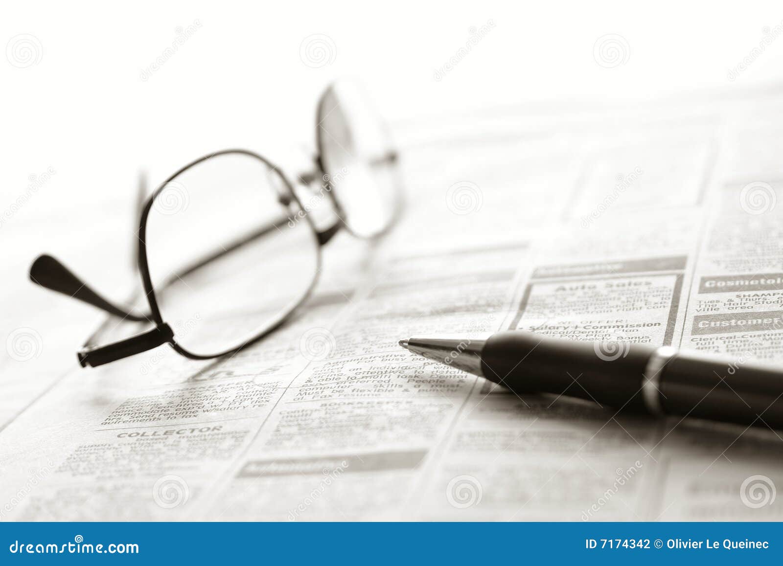 Ads Classified Glasses Newspaper Over Pen 库存照片 - 图片 包括有 æš¥çº¸, éƒ¨åˆ ...