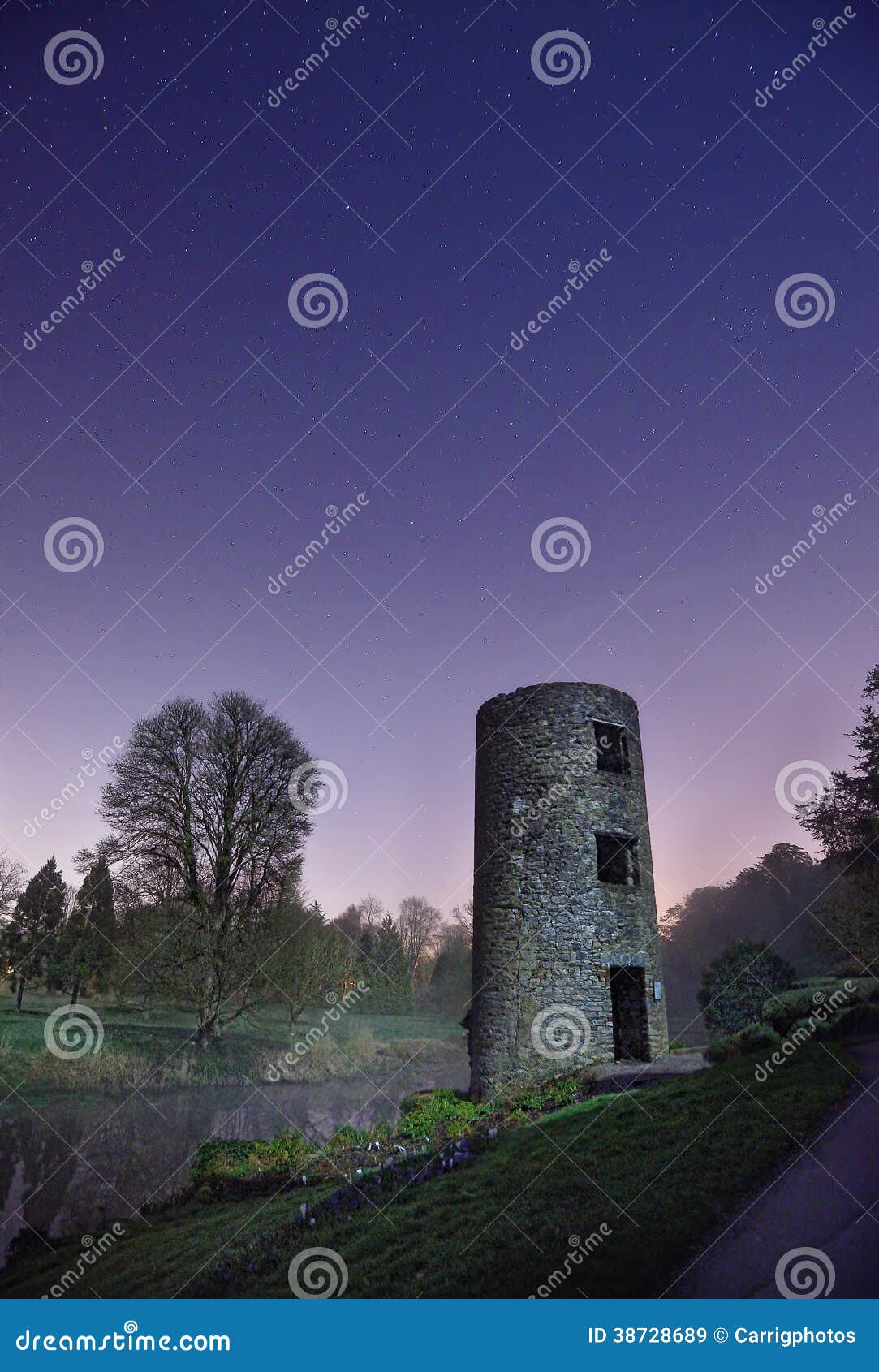 Adular o castelo imagem de stock. Imagem de castelo, torre - 38728689