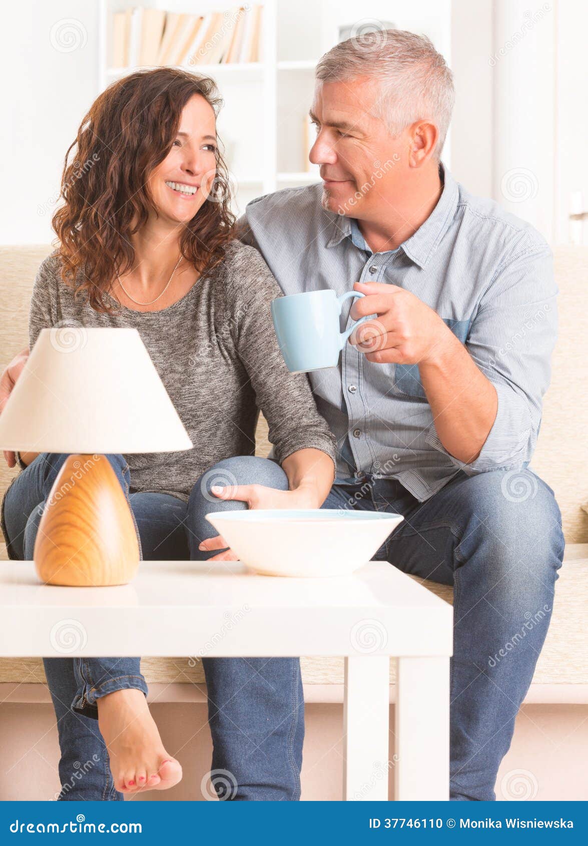 Adultos felices foto de archivo. Imagen de pares, vivir - 37746110